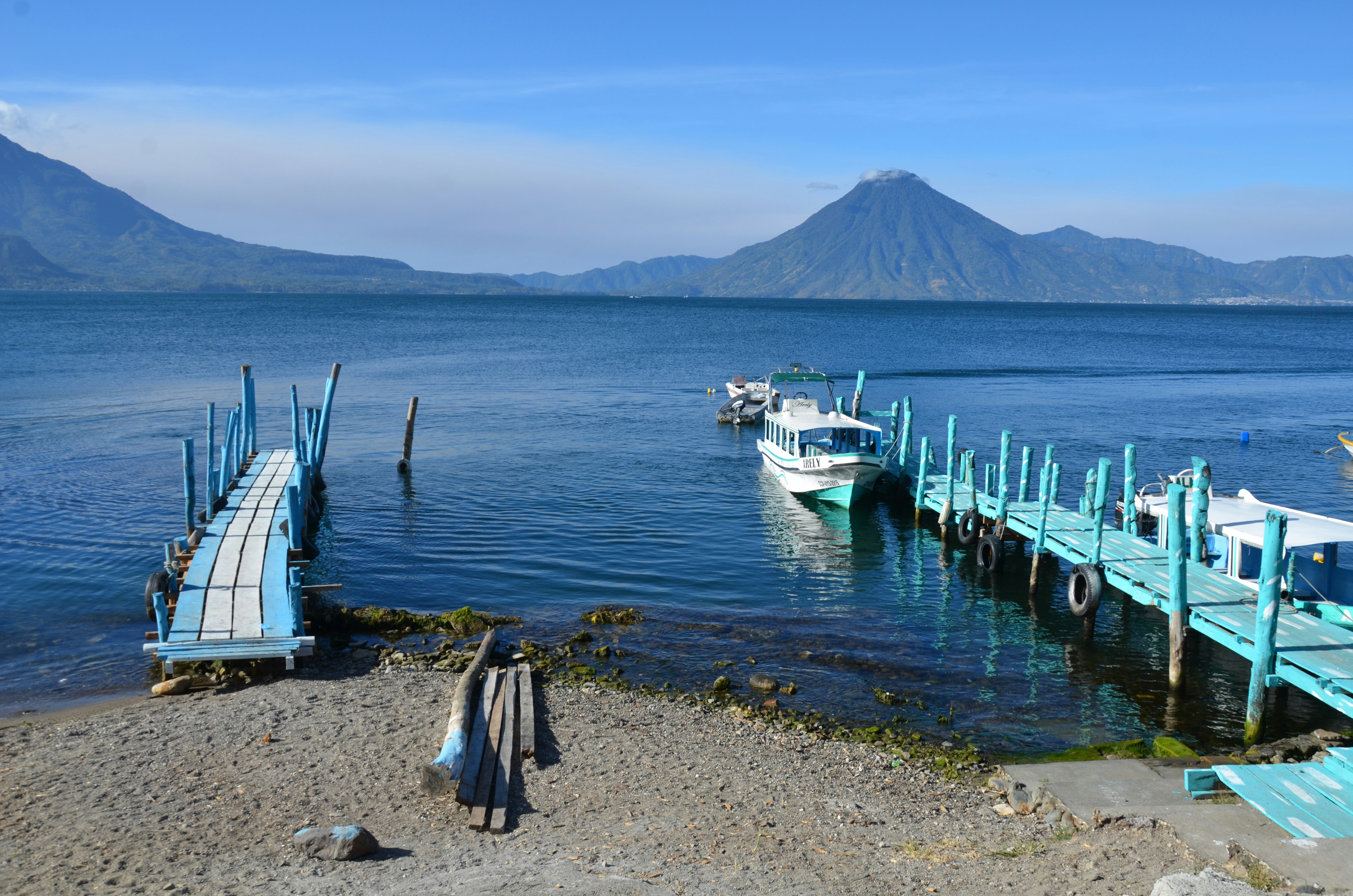 Foto Barco estacionado en el muelle – Imagen Azul gratis en Unsplash