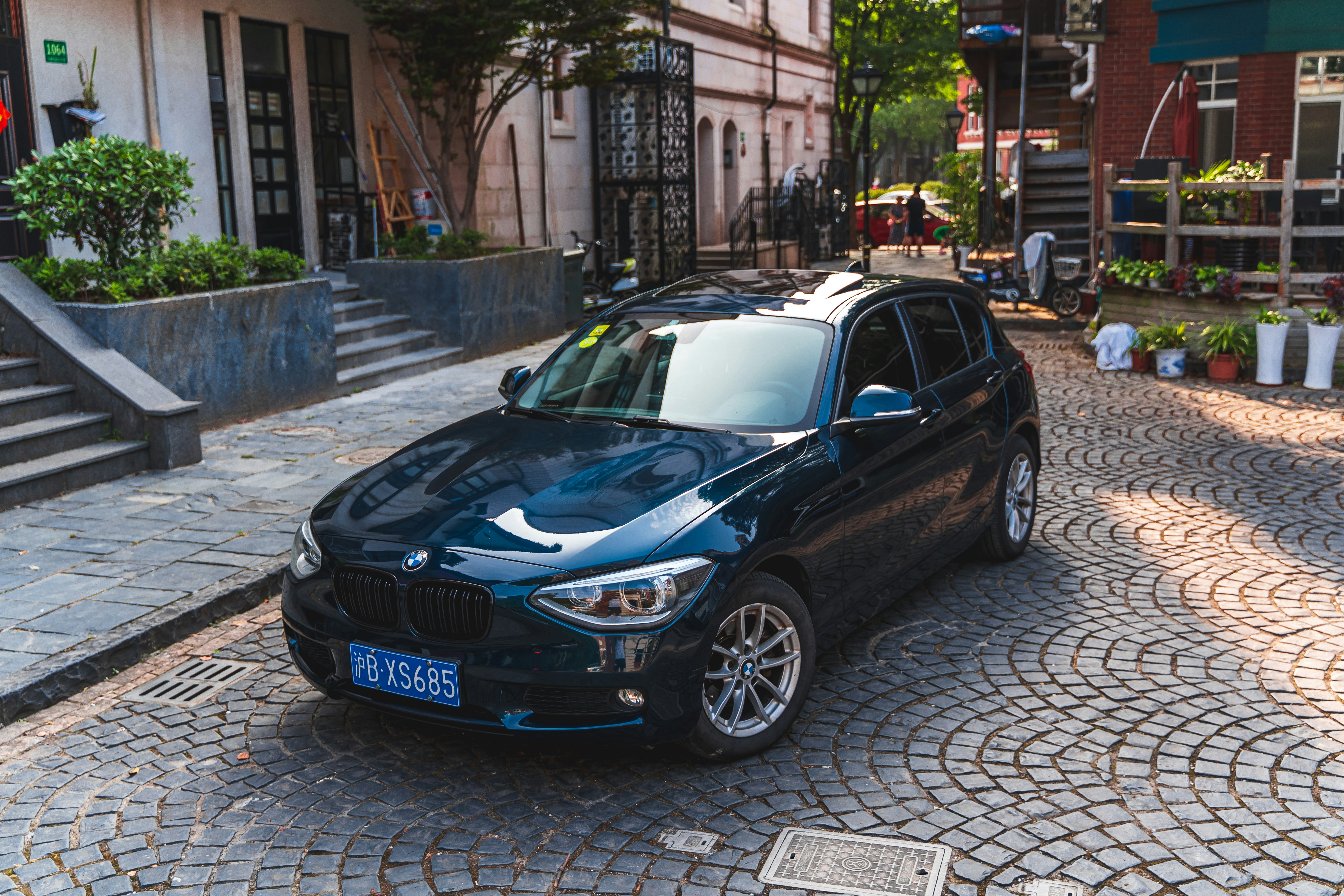 Black BMW 5-door hatchback photo – Free Car Image on Unsplash