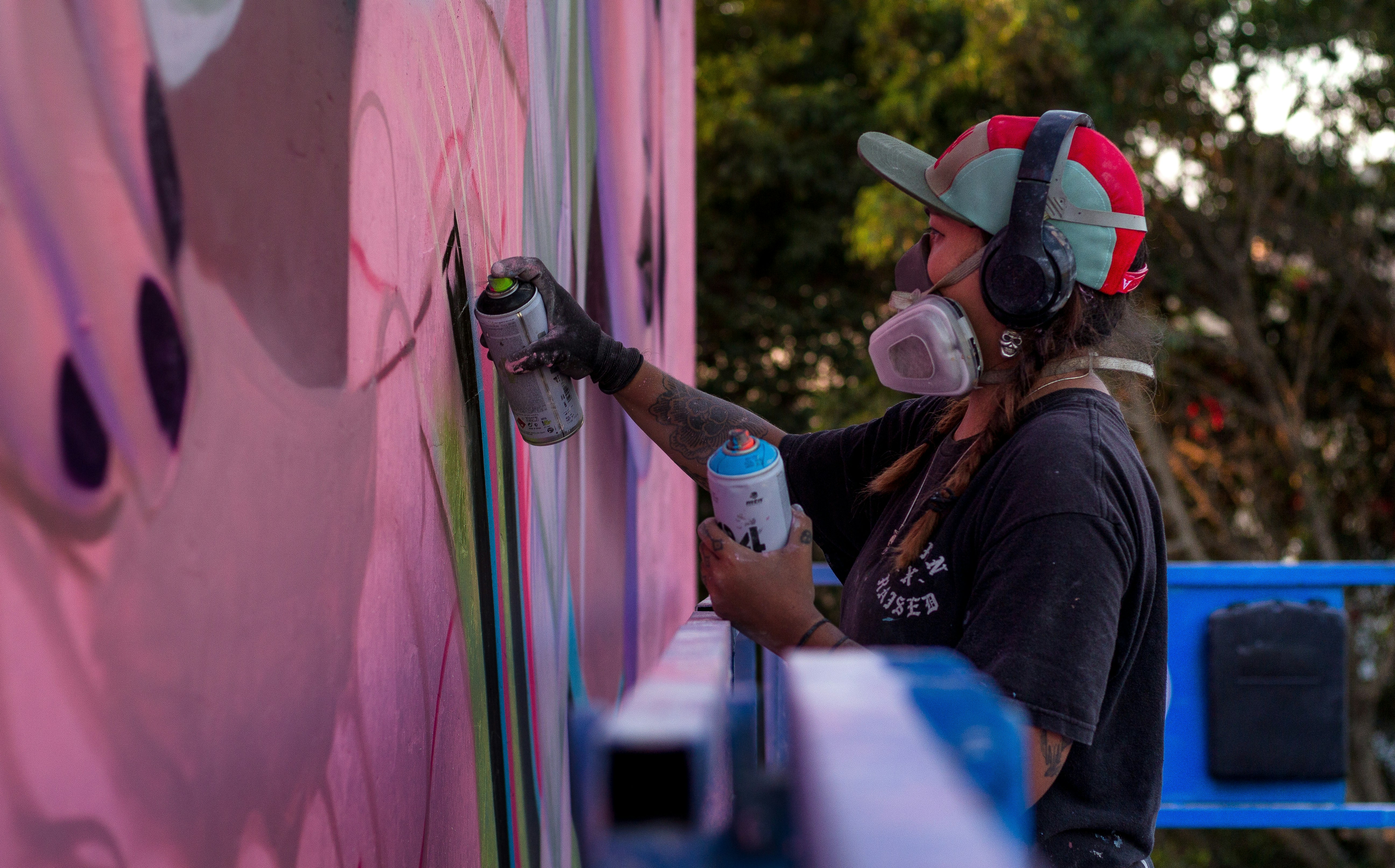 Foto Persona pintando la pared con aerosol – Imagen Vestir gratis en ...