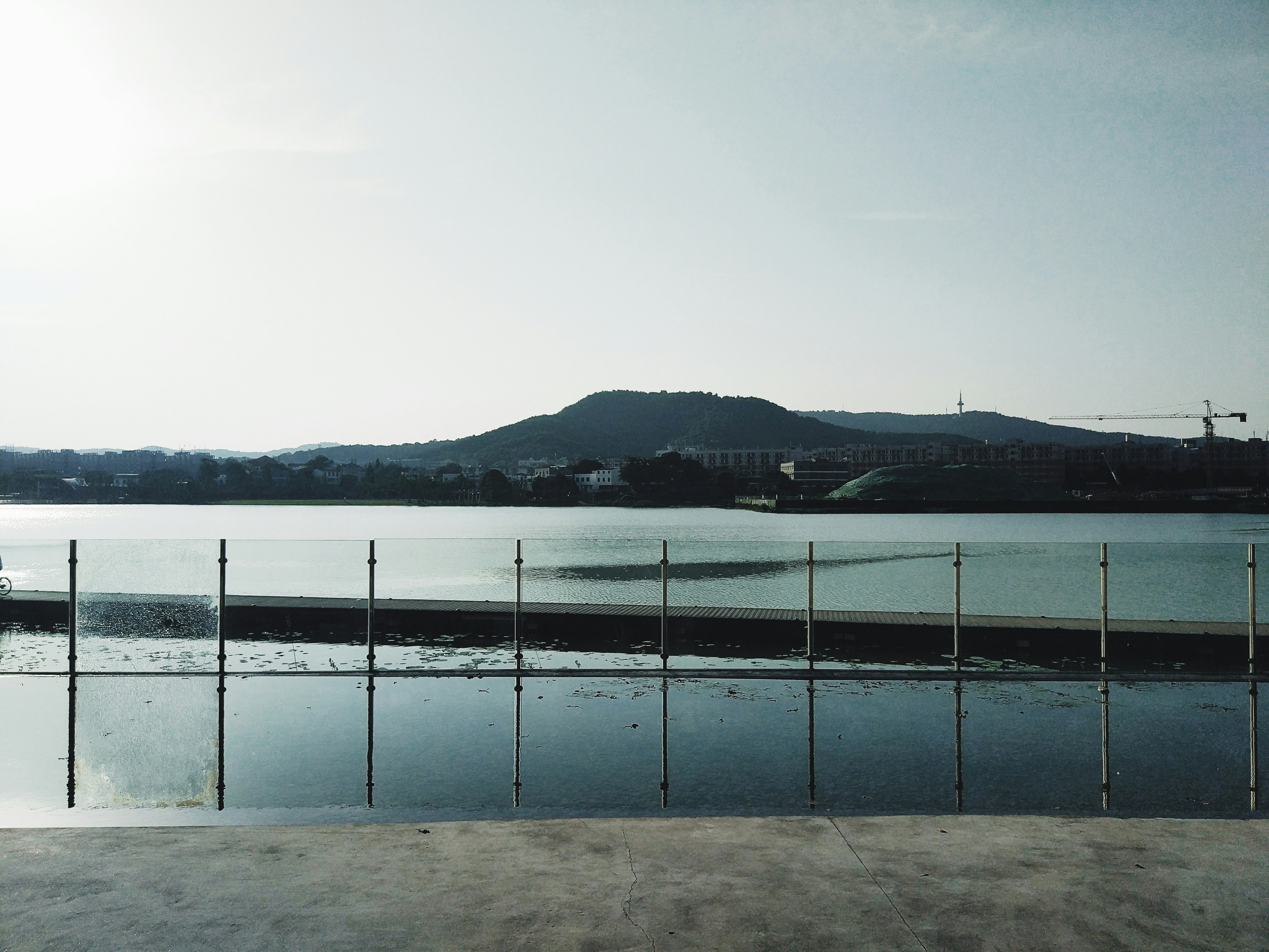 Body of water near mountain photo – Free Kuang shan lu Image on Unsplash