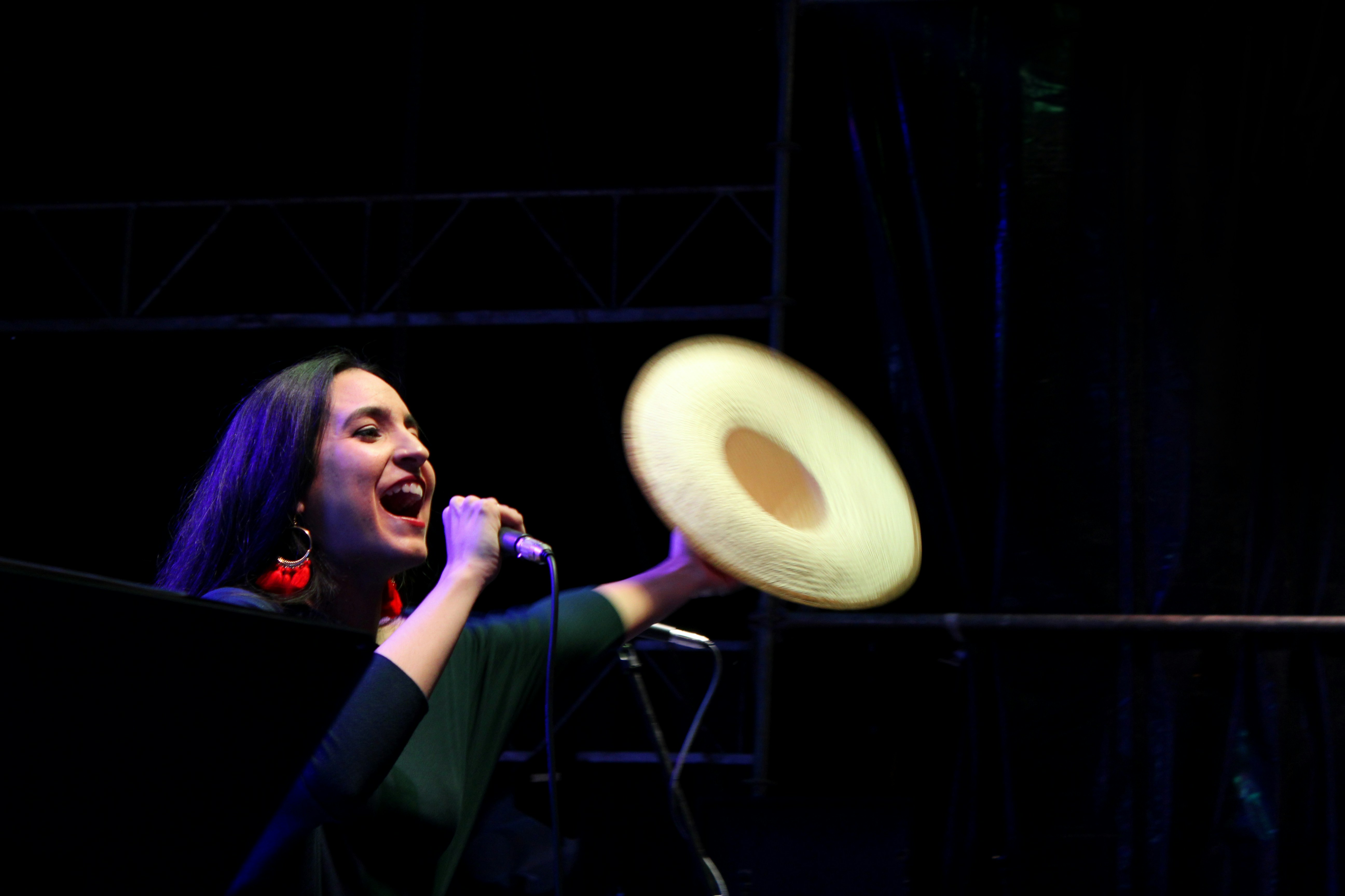 Unknown person performing on stage photo – Free Asunción Image on Unsplash