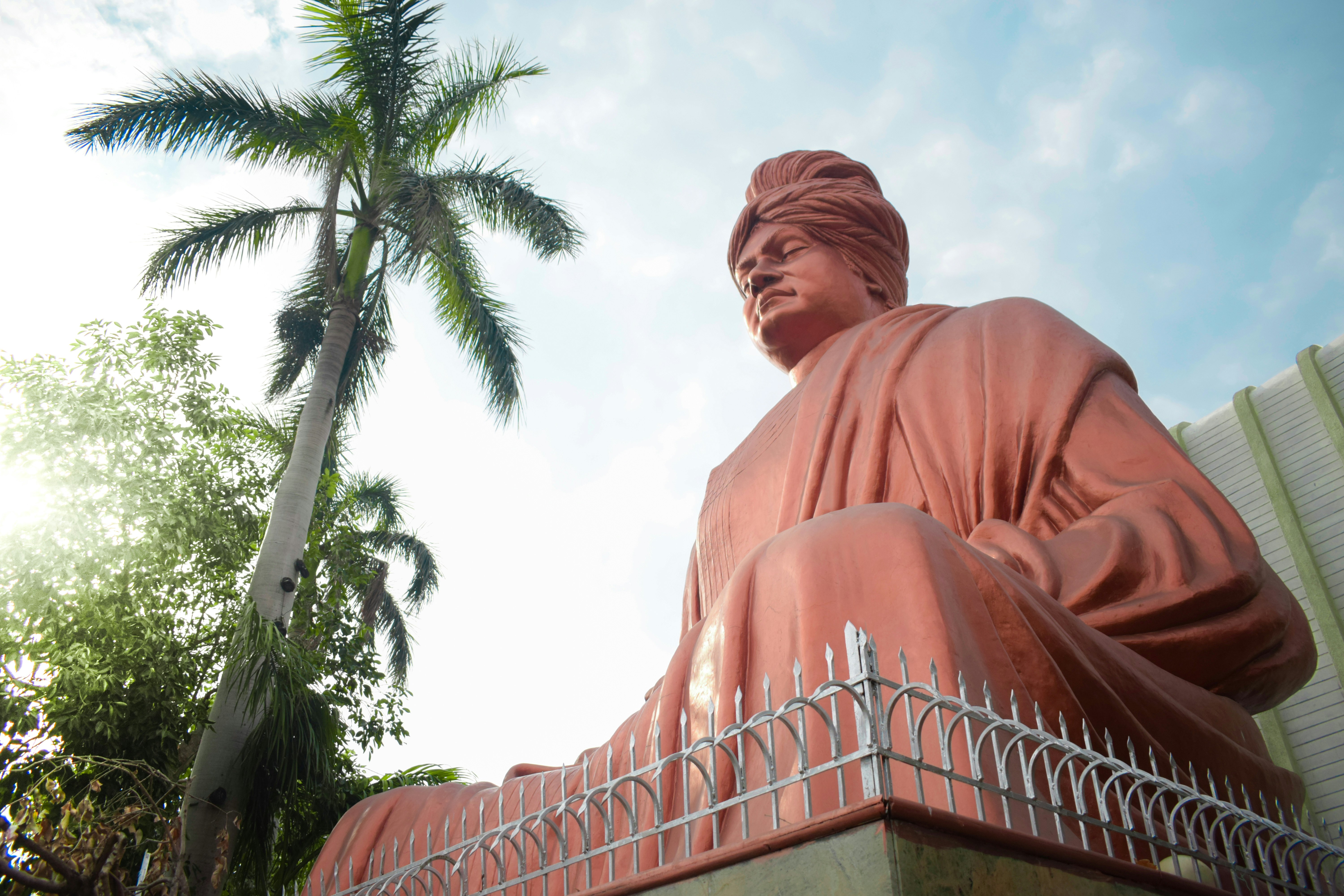 Concrete man statue photo – Free Human Image on Unsplash