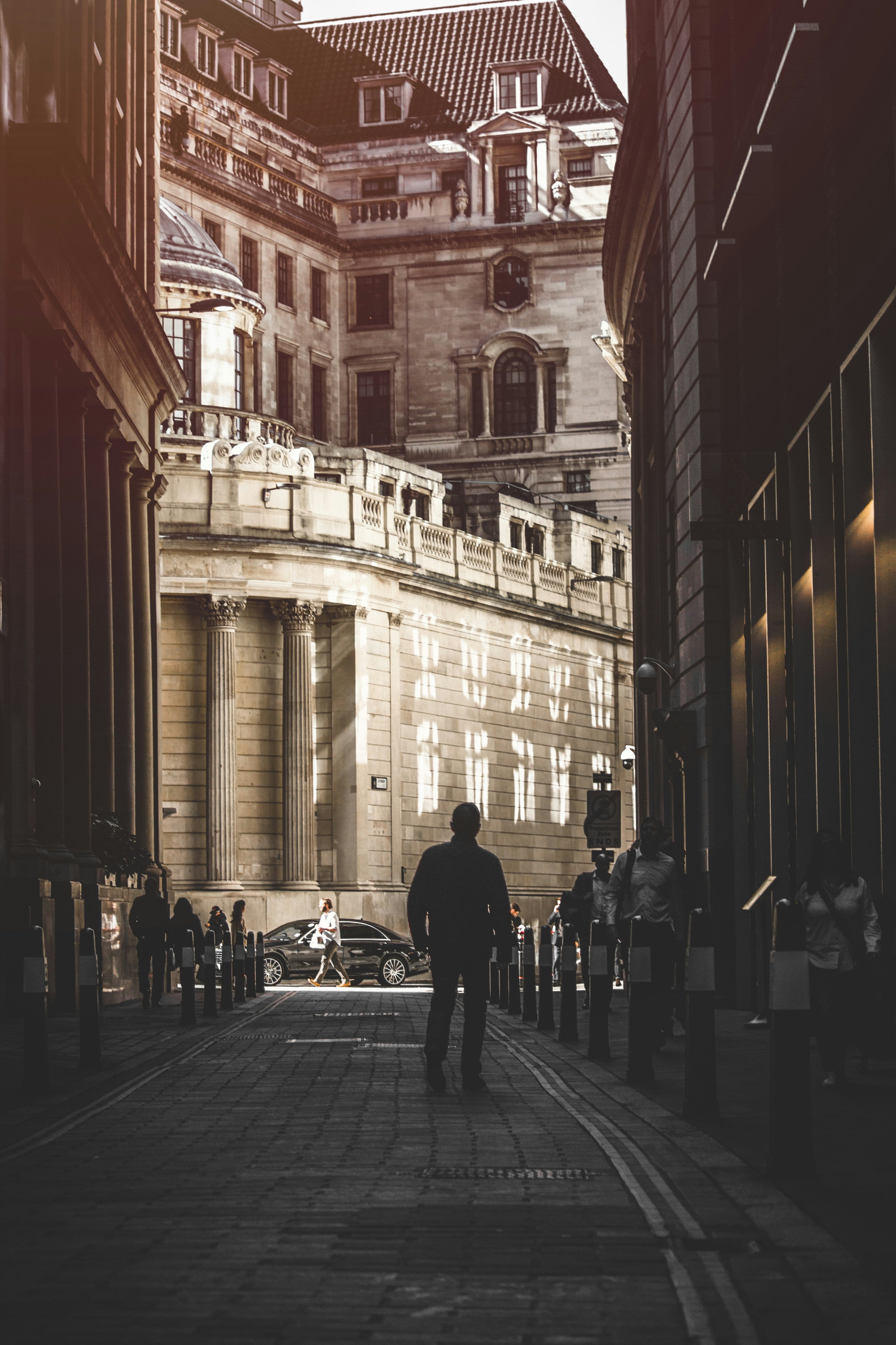 Foto Hombre caminando en la calle durante el día – Imagen Humano gratis ...