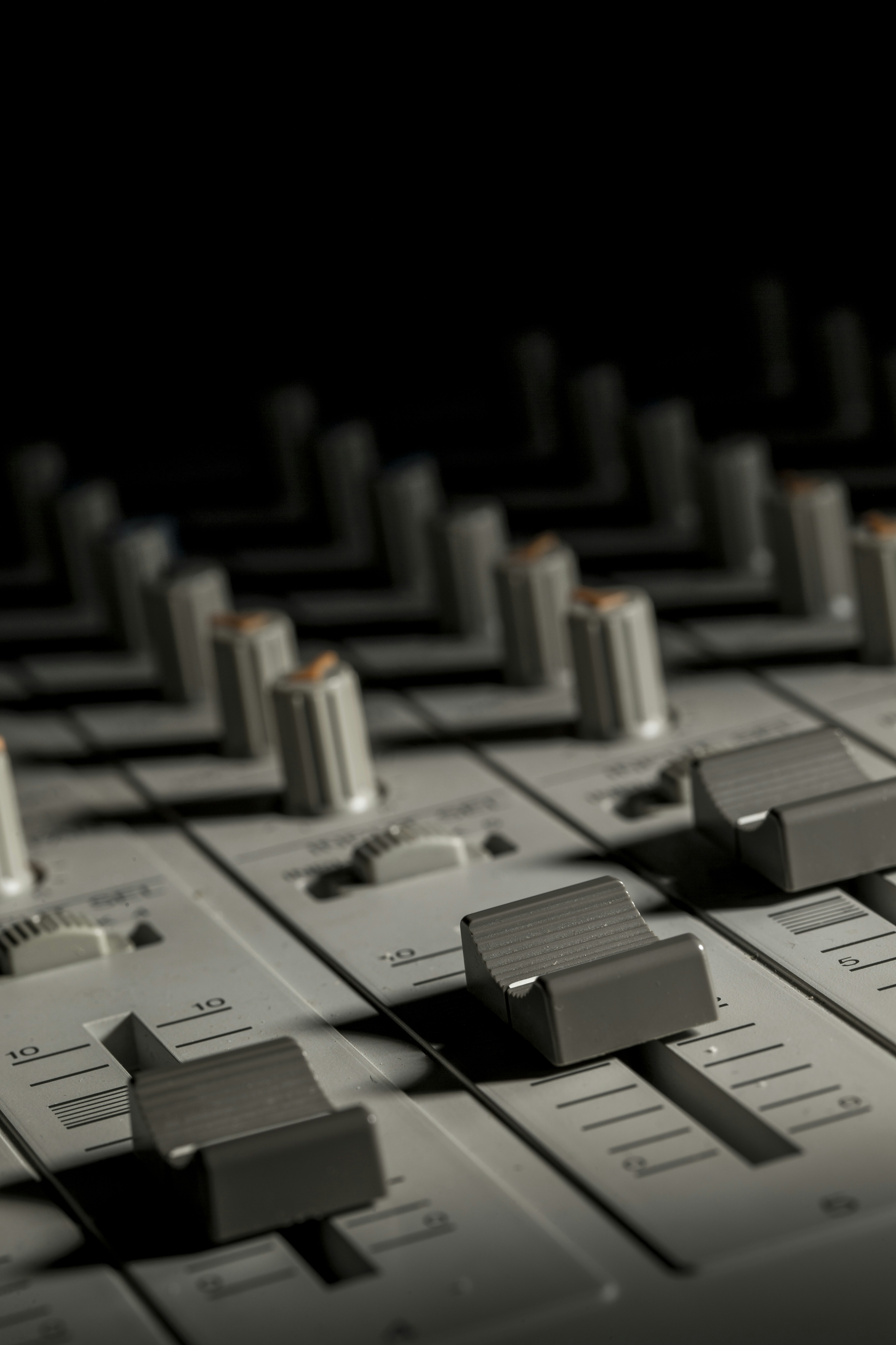 Gray audio mixer photo – Free Computer Image on Unsplash