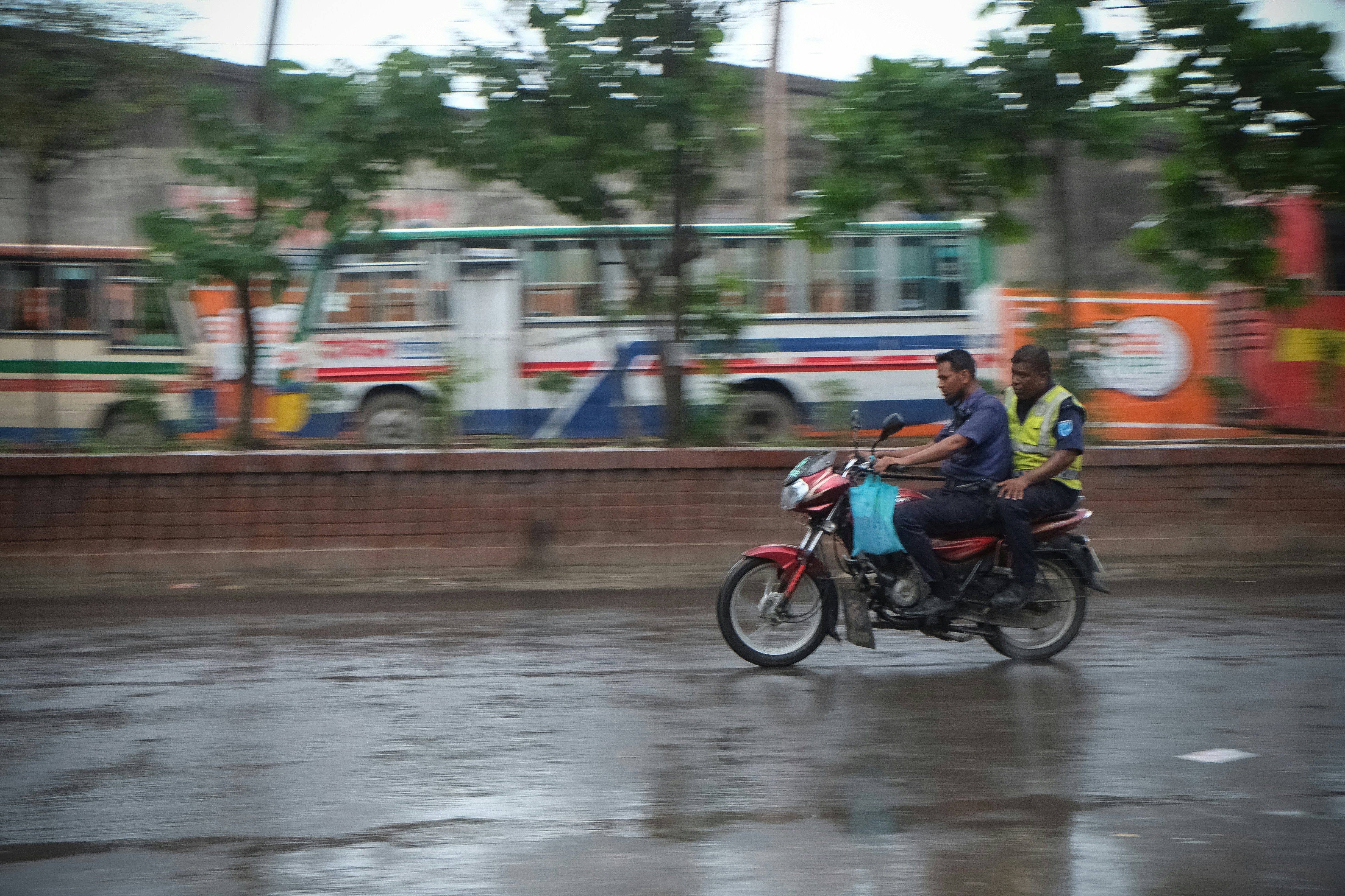 Dois homens andando de moto photo – Photo Gris Gratuite sur Unsplash