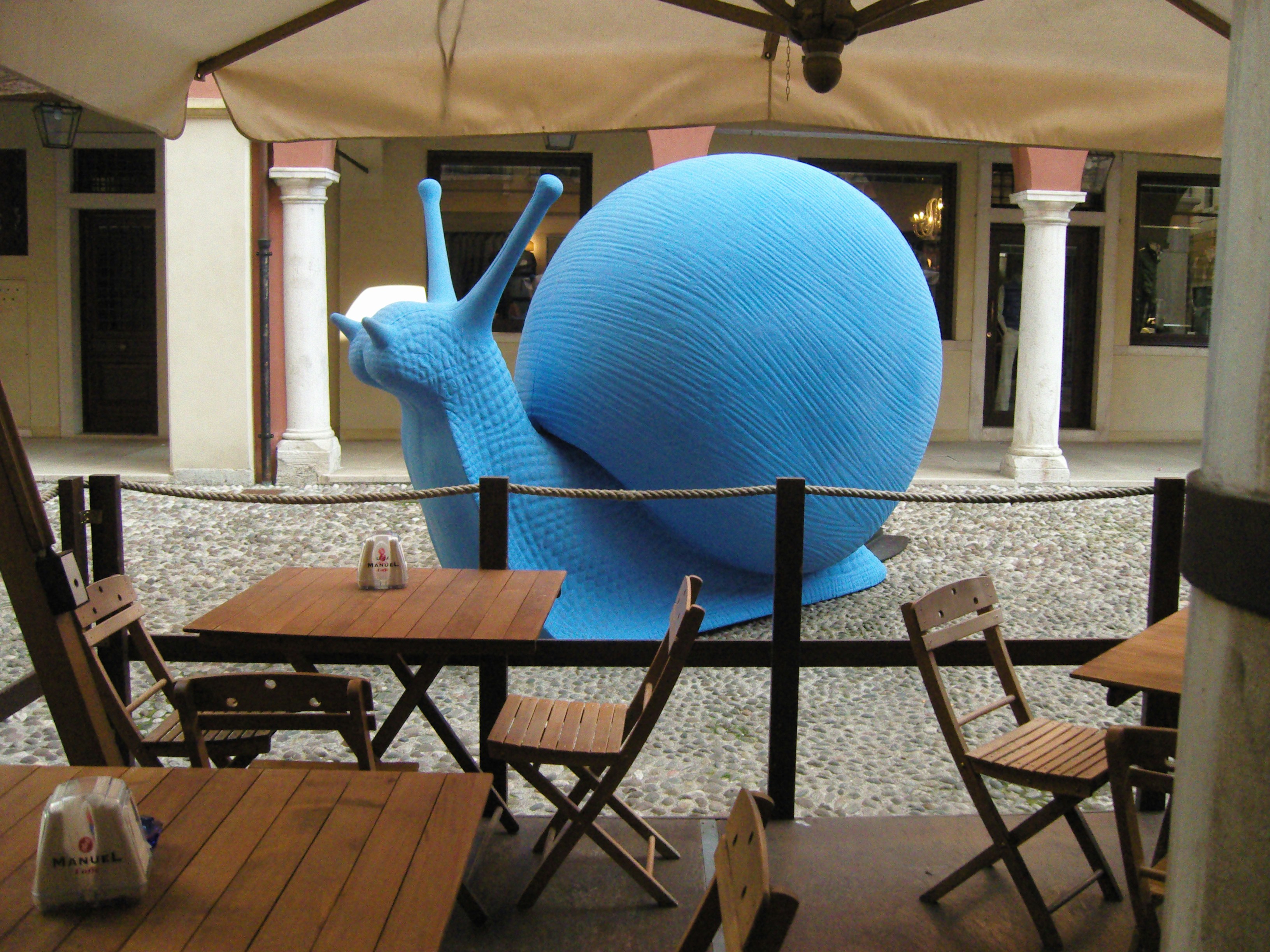 Estatua de cerámica azul de un caracol foto – Imagen de Azul gratuita ...