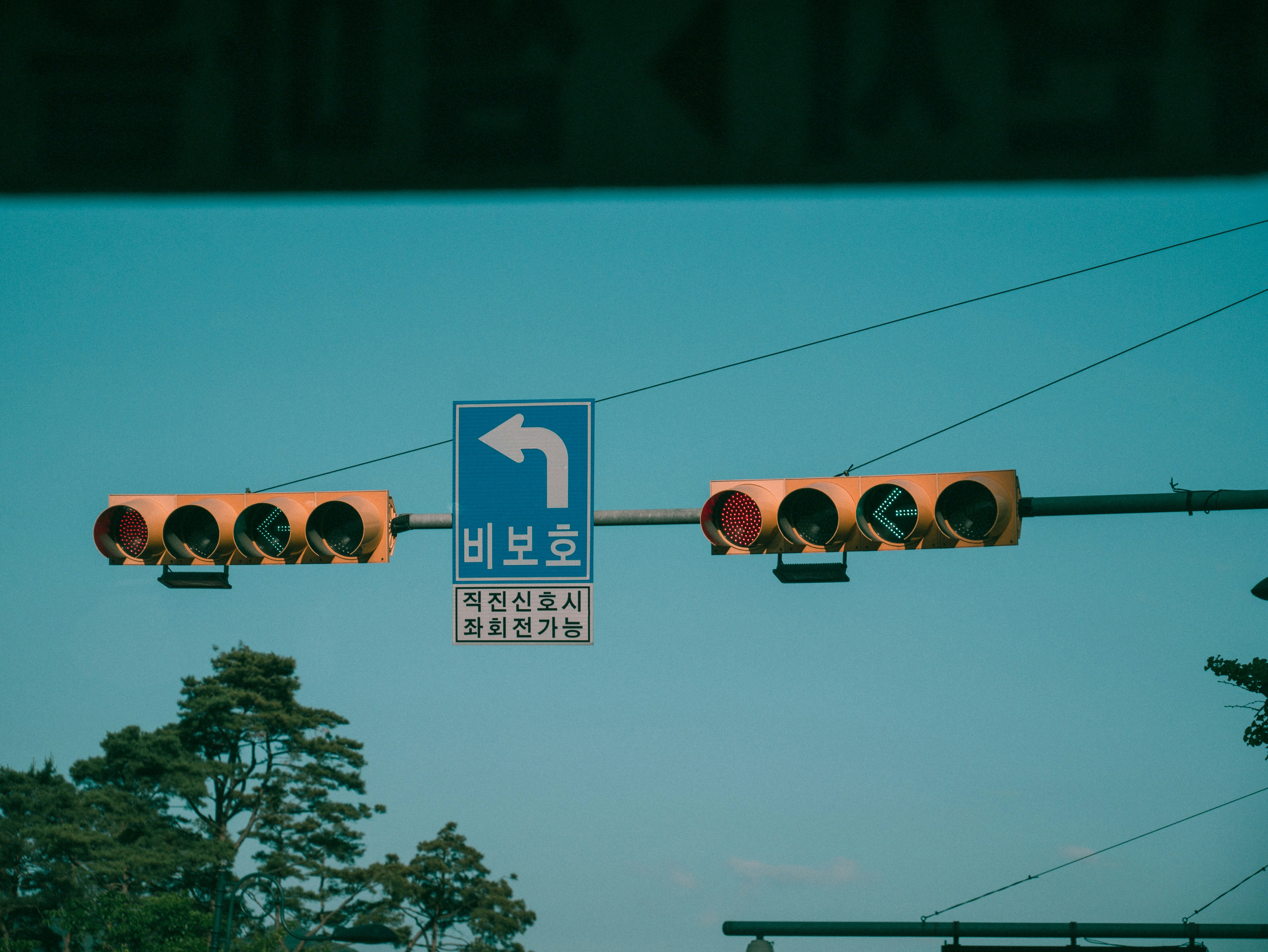 Gray traffic lights photo – Free Blue Image on Unsplash