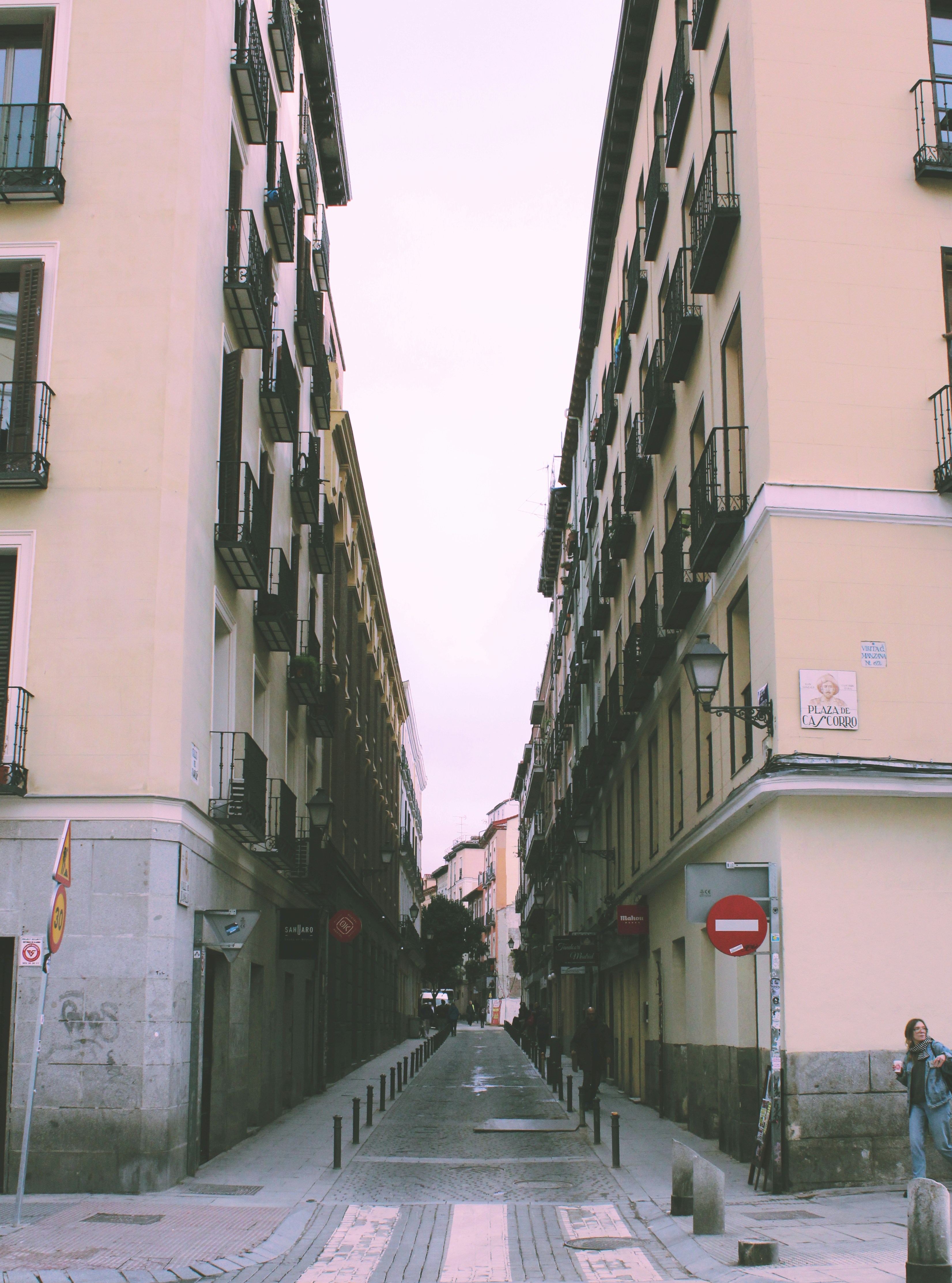 Vacant pathway in between buildings during daytime photo – Free Madrid ...