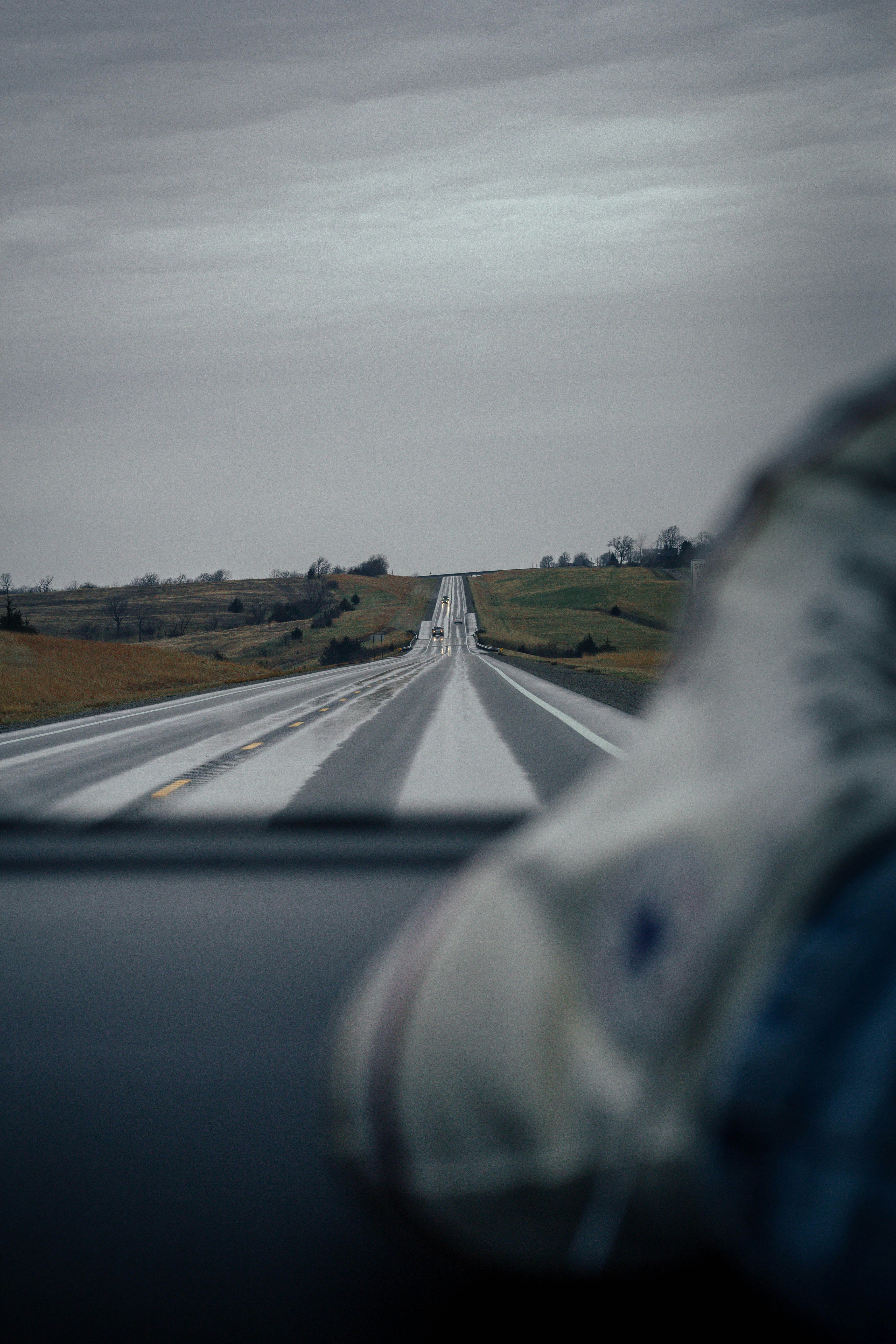 Endless Road: A Quiet Horizon as Seen from the Driver’s Perspective