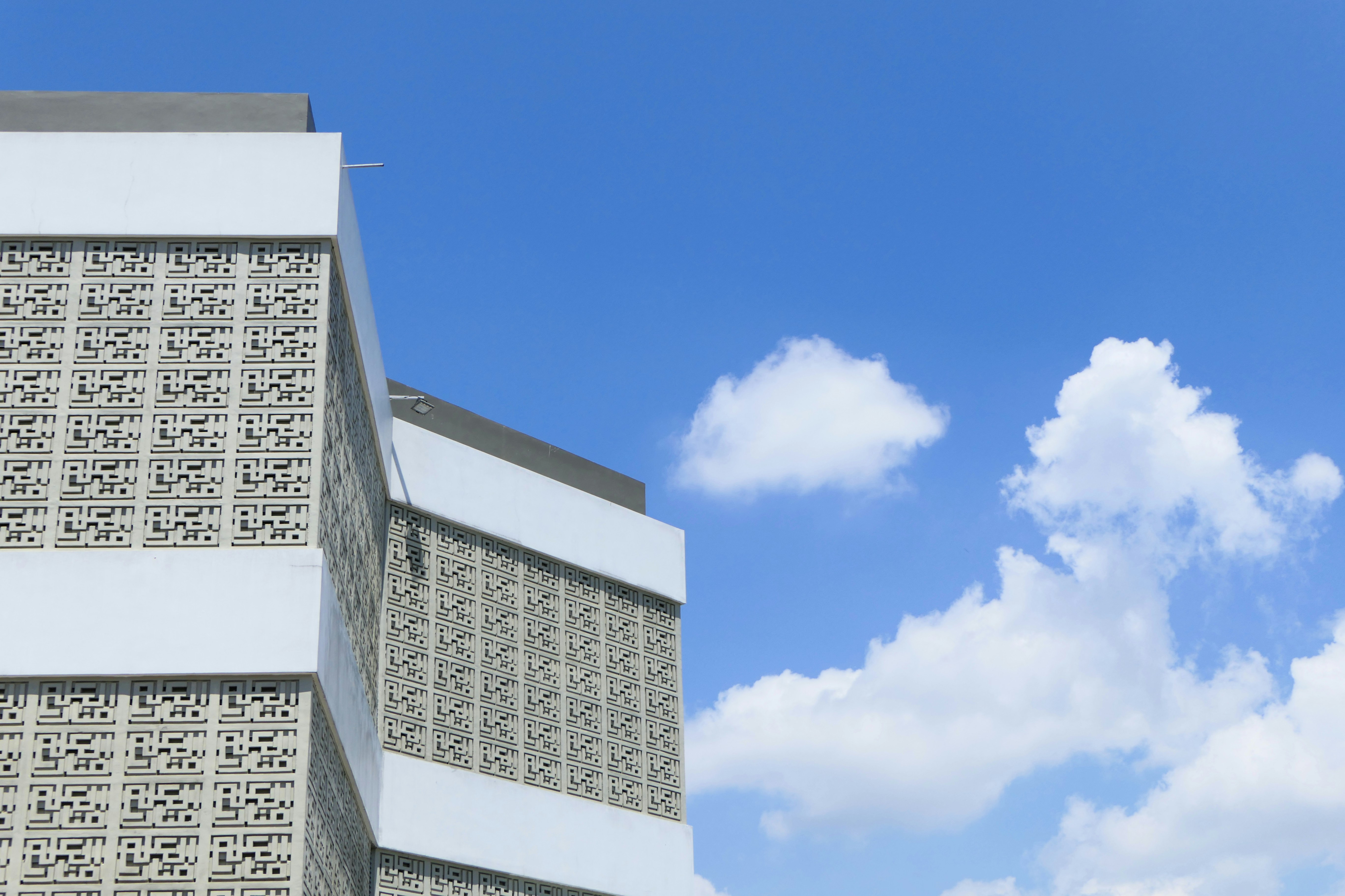 White and grey building photo – Free Blue Image on Unsplash