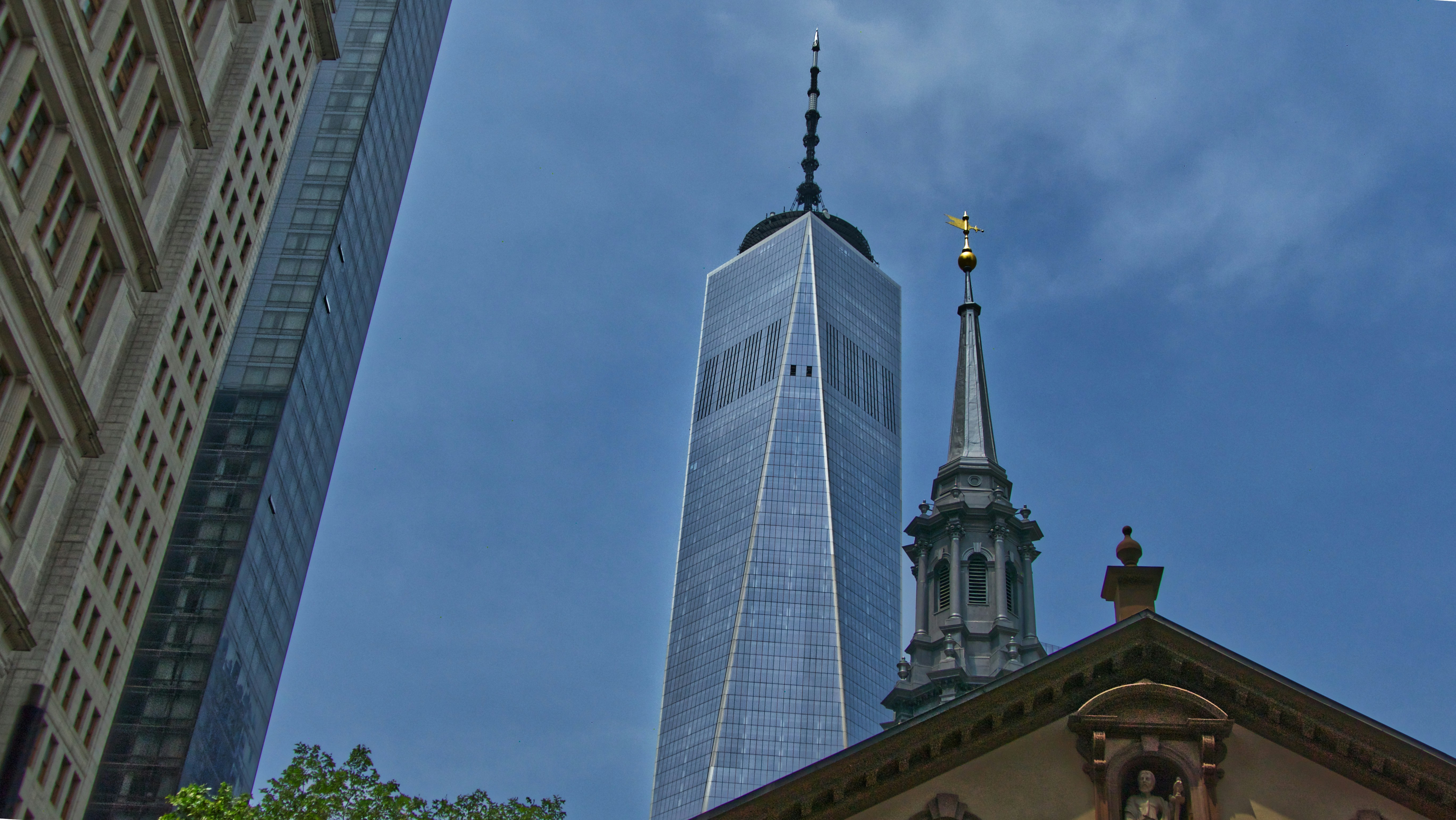 2 flèches pointent dans le ciel de New-York  | high-rise building