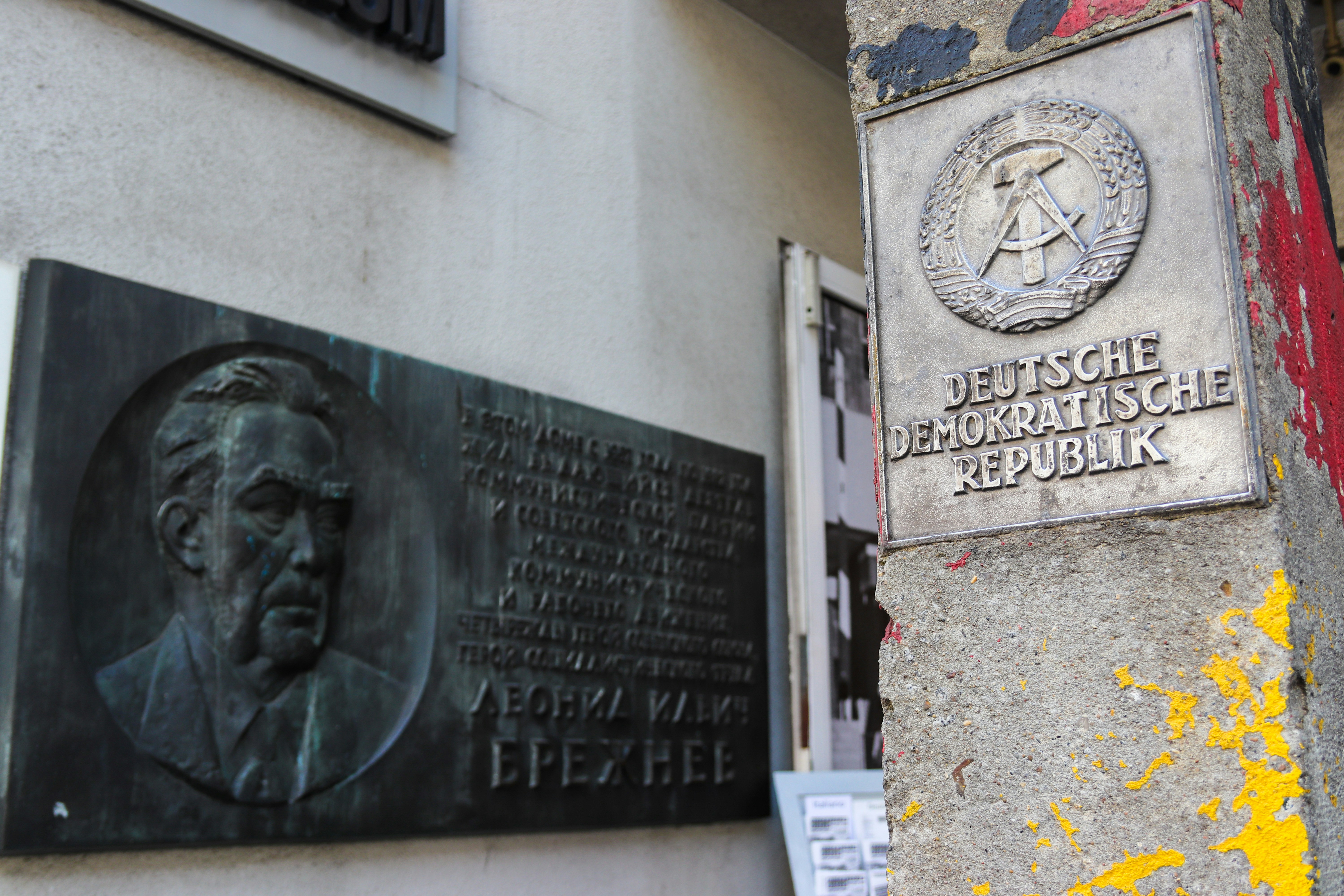 Plaque and monument in a German street corner