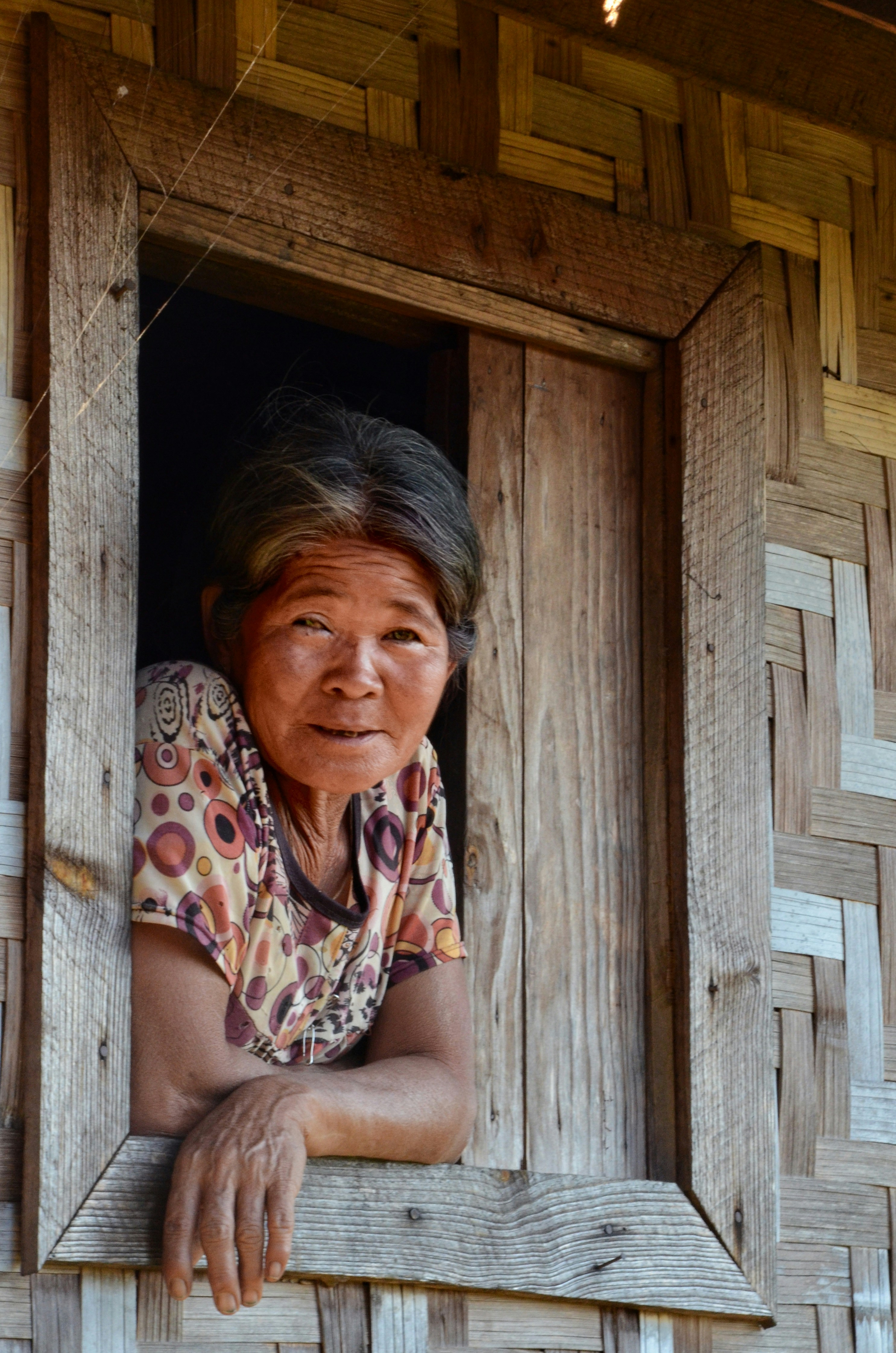 Personne inconnue accoudée à la fenêtre photo – Photo Myanmar Gratuite ...