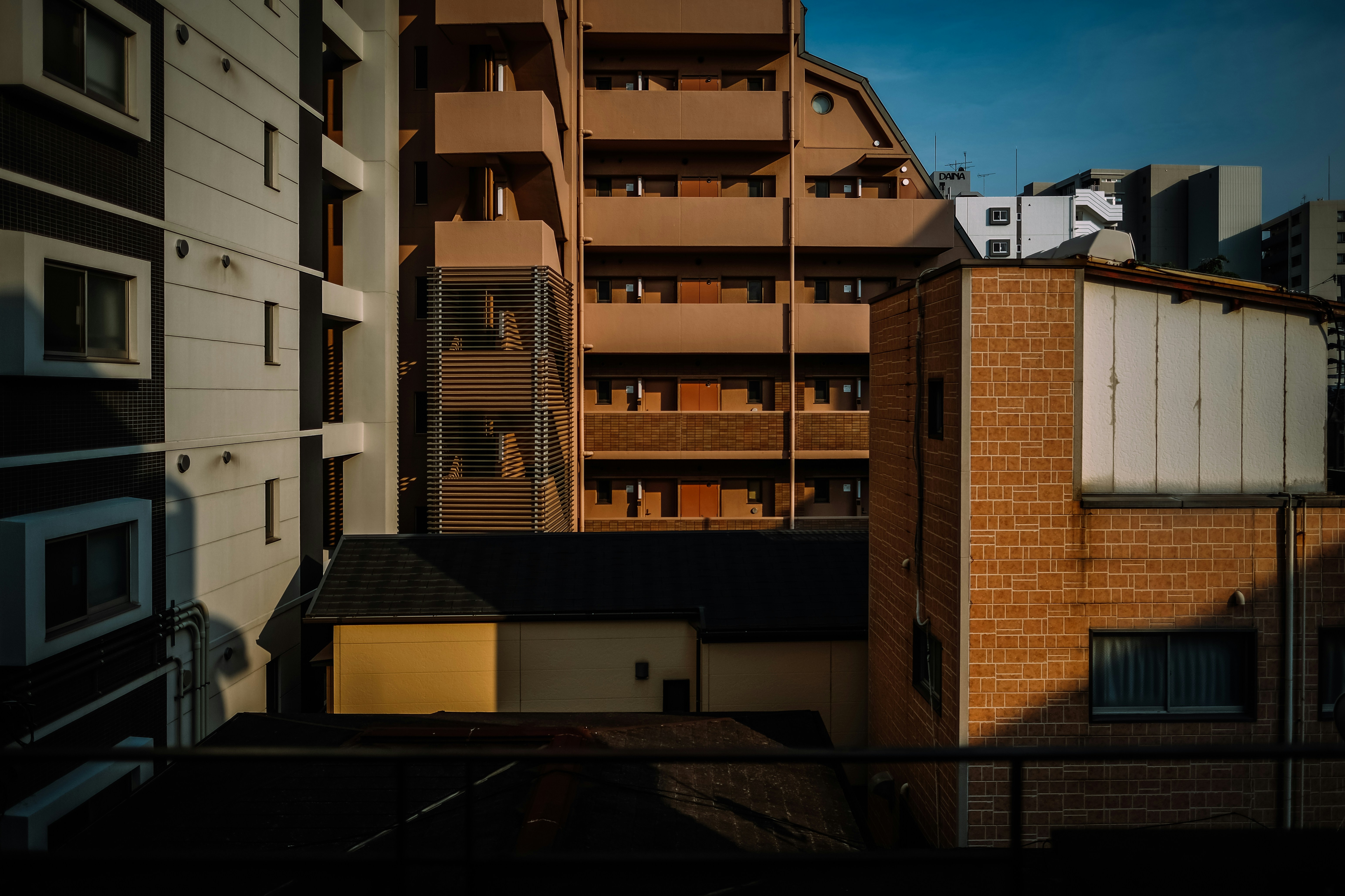 Brown high rise tenement building photo – Free City Image on Unsplash