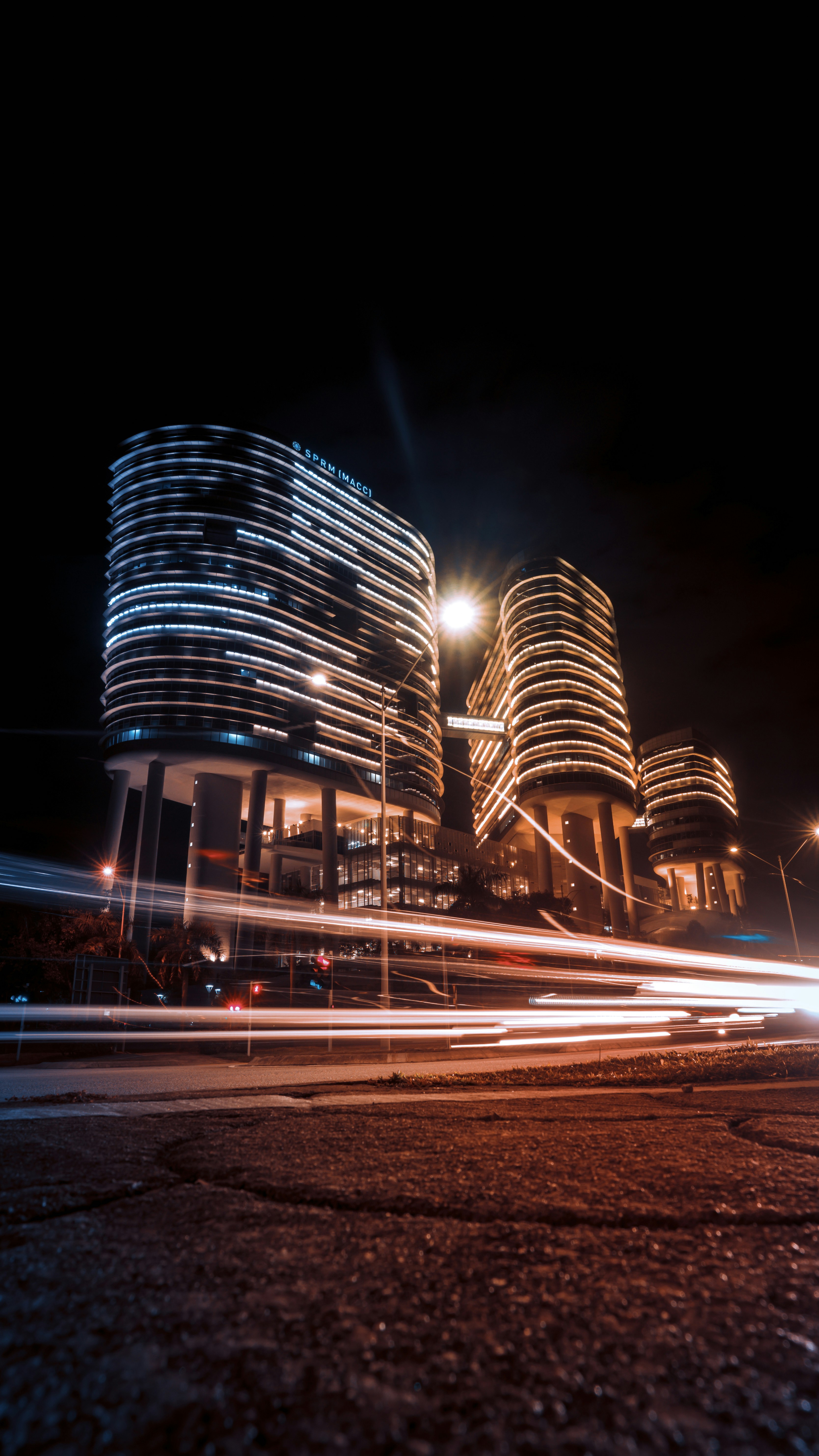 Foto Edificio de hormigón negro durante la noche – Imagen Ciudad gratis en Unsplash