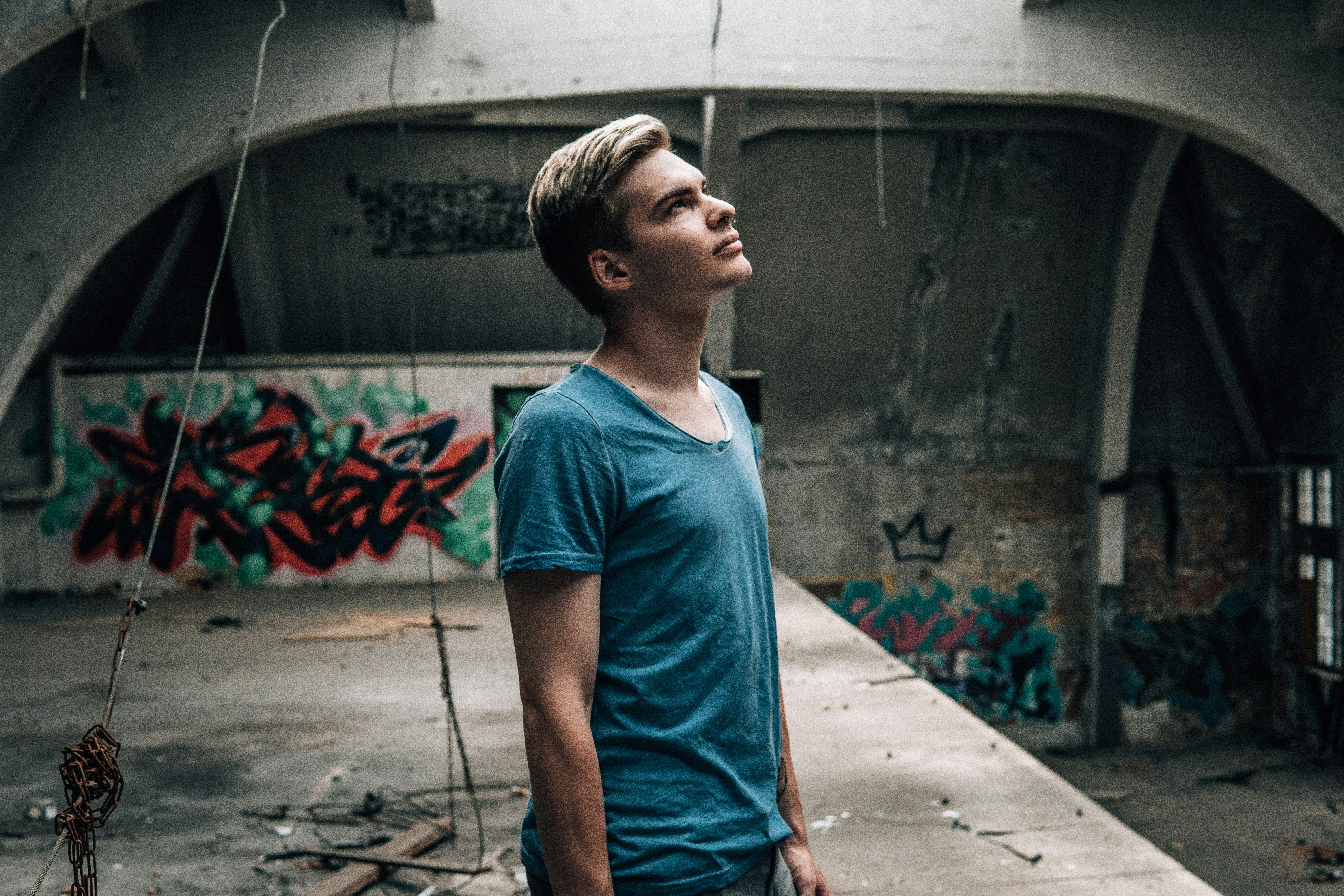 Foto zum Thema Mann mit blauem rundhalshemd – Kostenloses Bild zu Blau ...