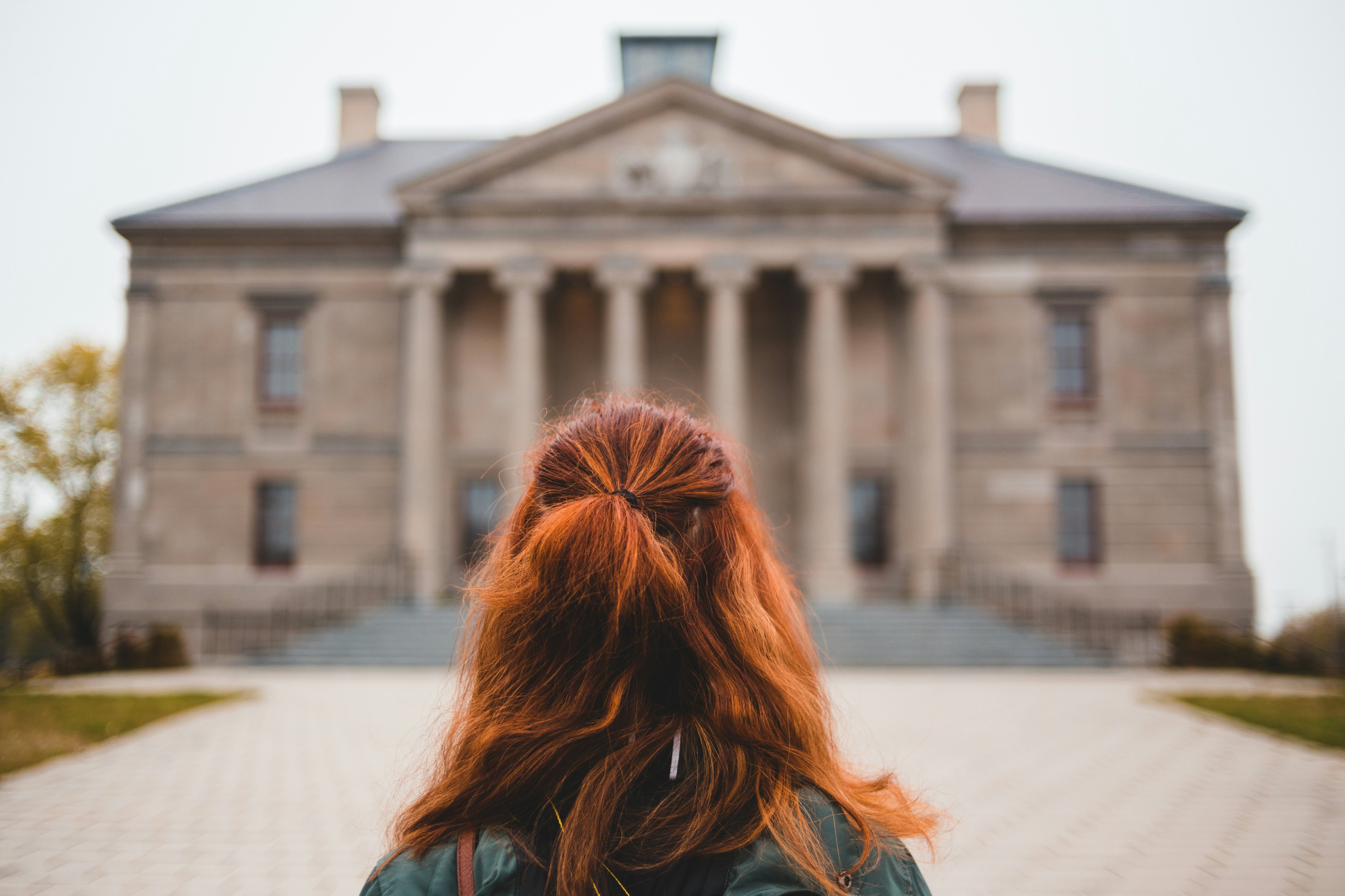 Red-haired traveler before a neoclassical fortress