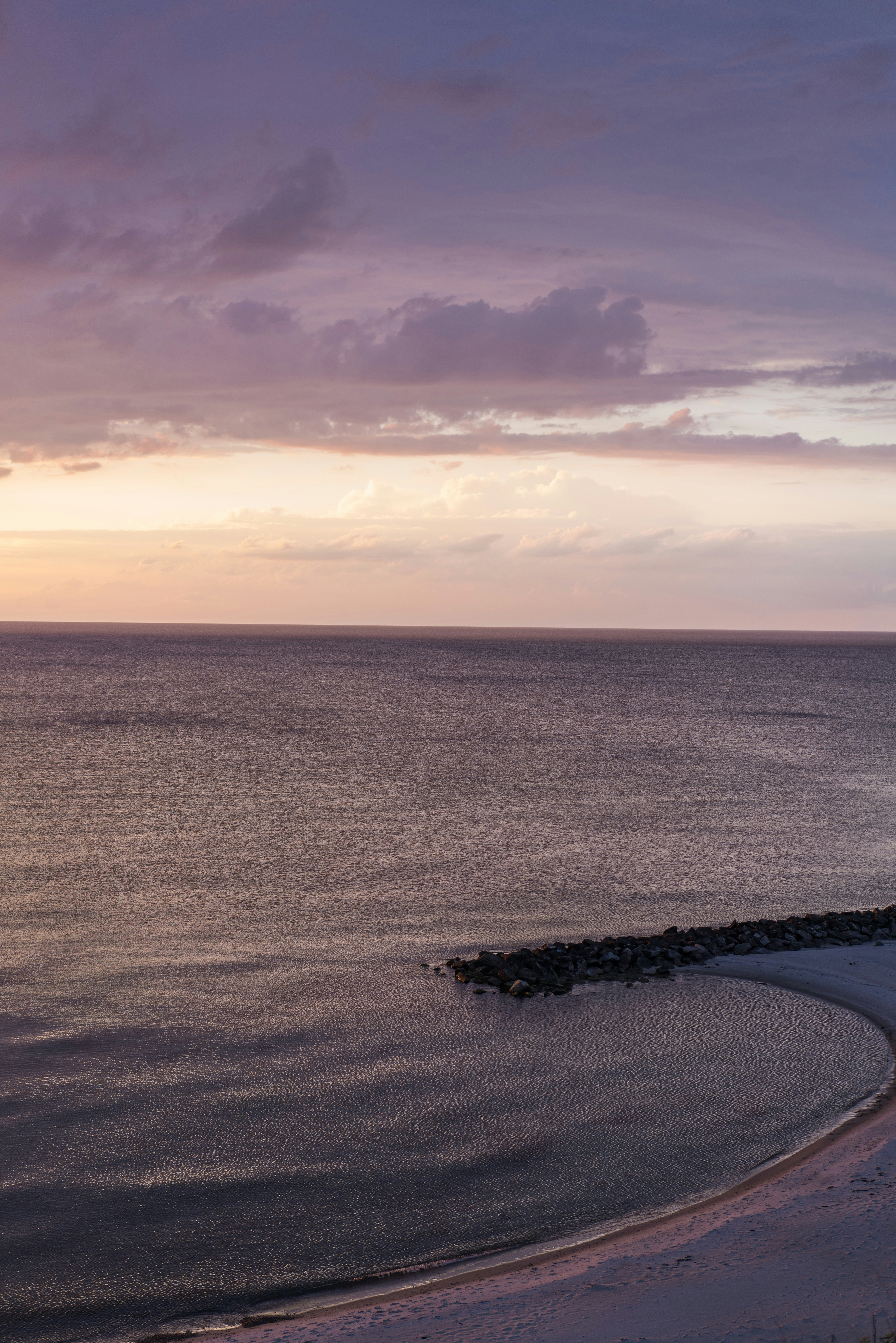Twilight Shoreline: A Quiet Gradient Between Sea and Sky