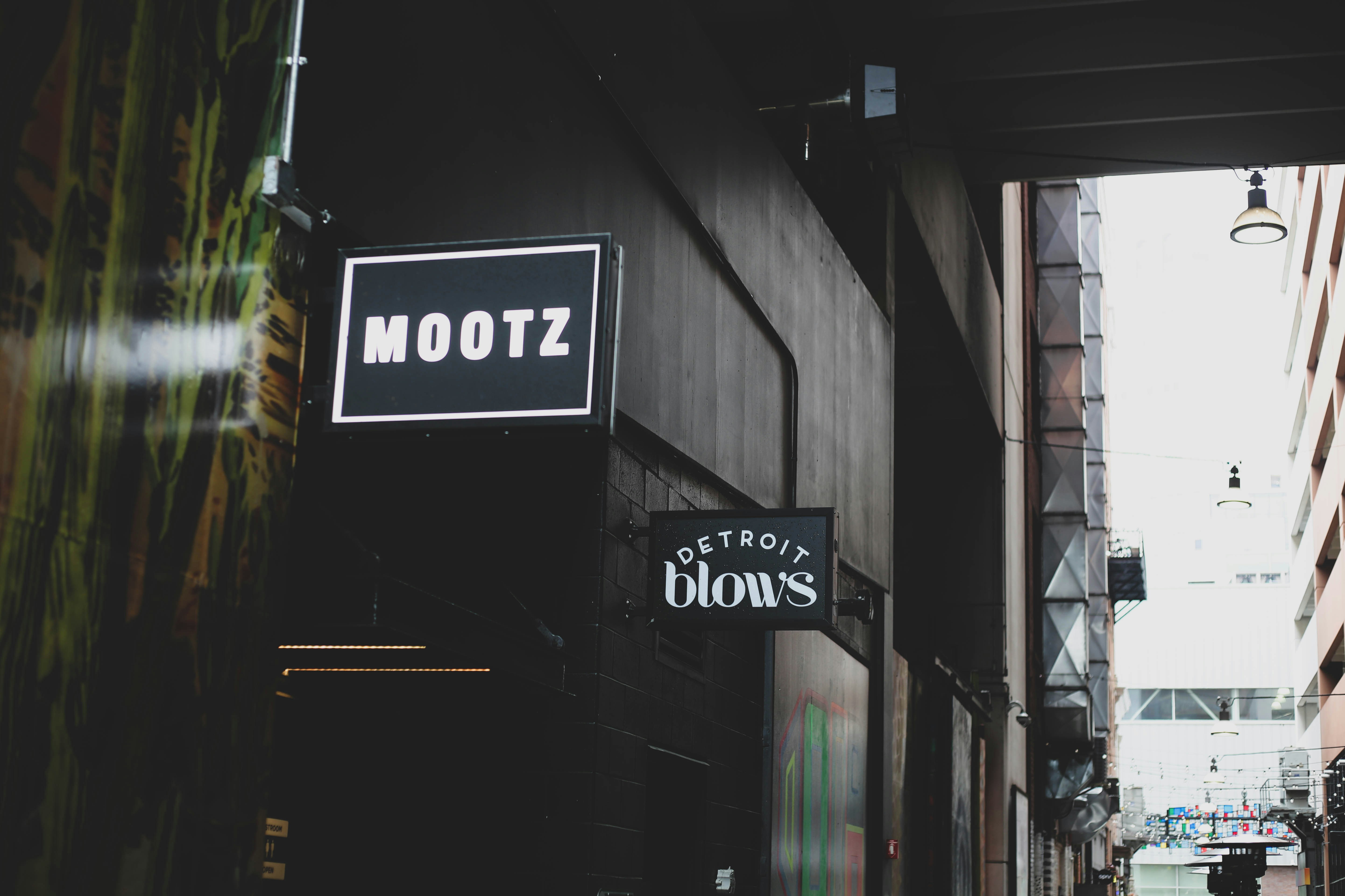 Mootz e Detroit Blows segnaletica sul muro photo – Photo Gris Gratuite ...