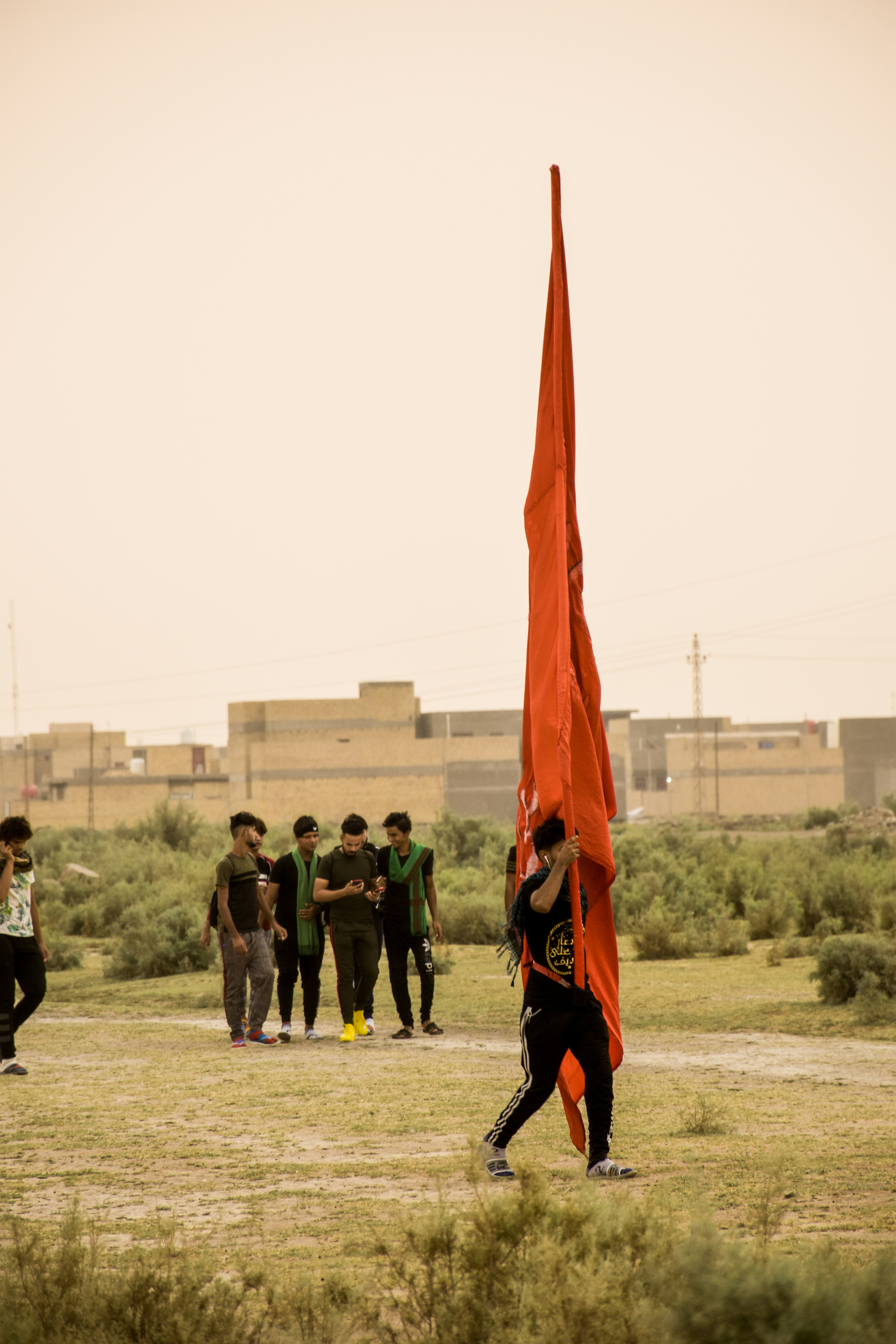 Personne inconnue portant un drapeau orange à l’extérieur photo – Photo ...