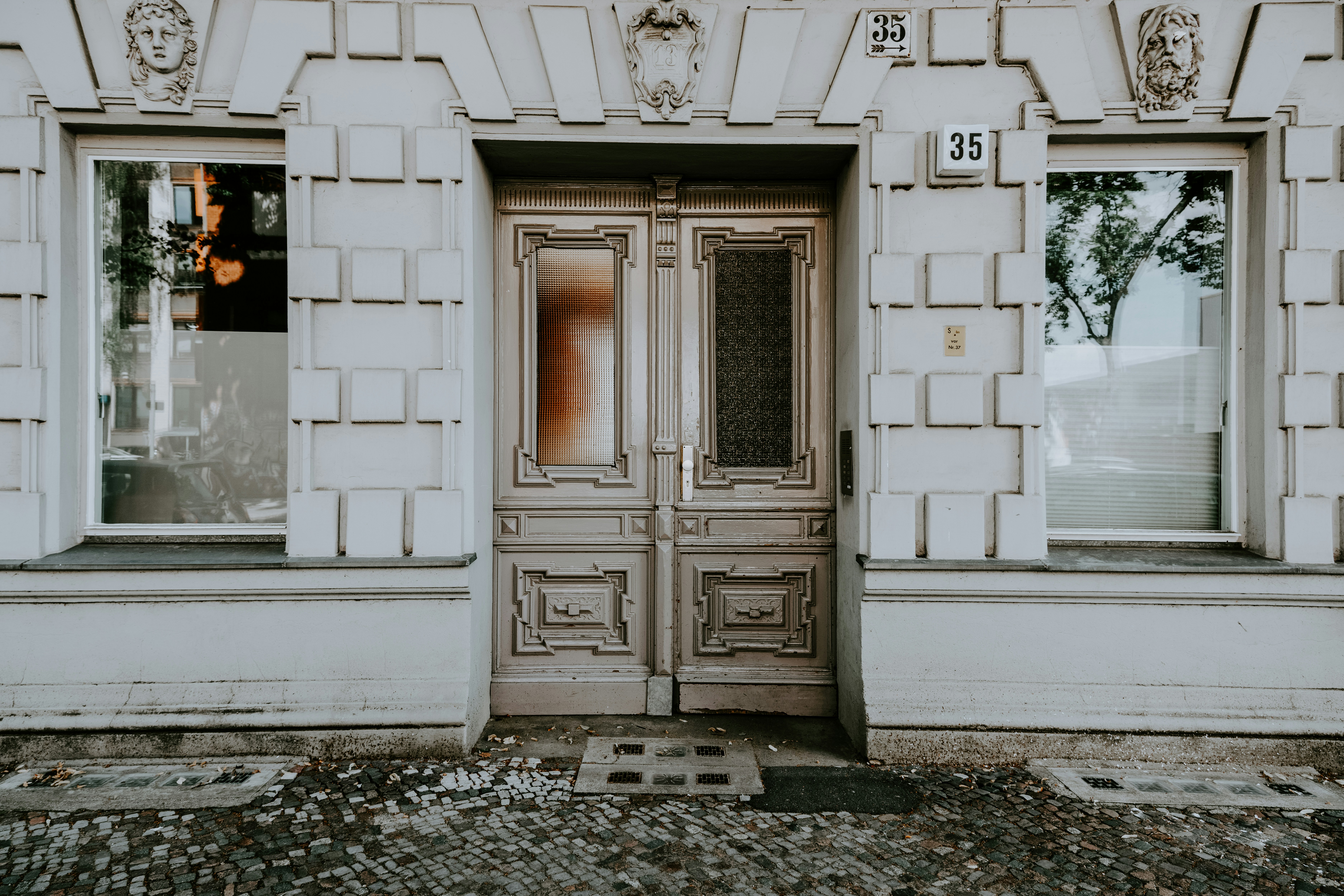 Doors | 15 best free door, germany, berlin and wall photos on Unsplash