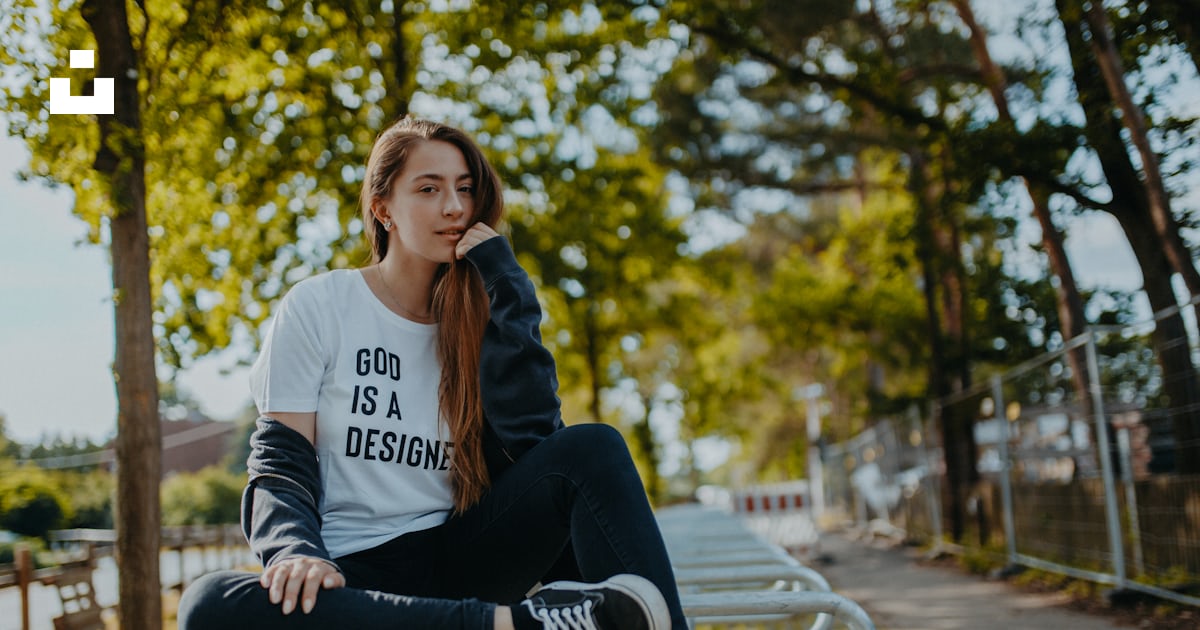 白いクルーネックのtシャツを着た女性が白い金属の手すりに座っているの写真 Unsplashのモデルの無料画像