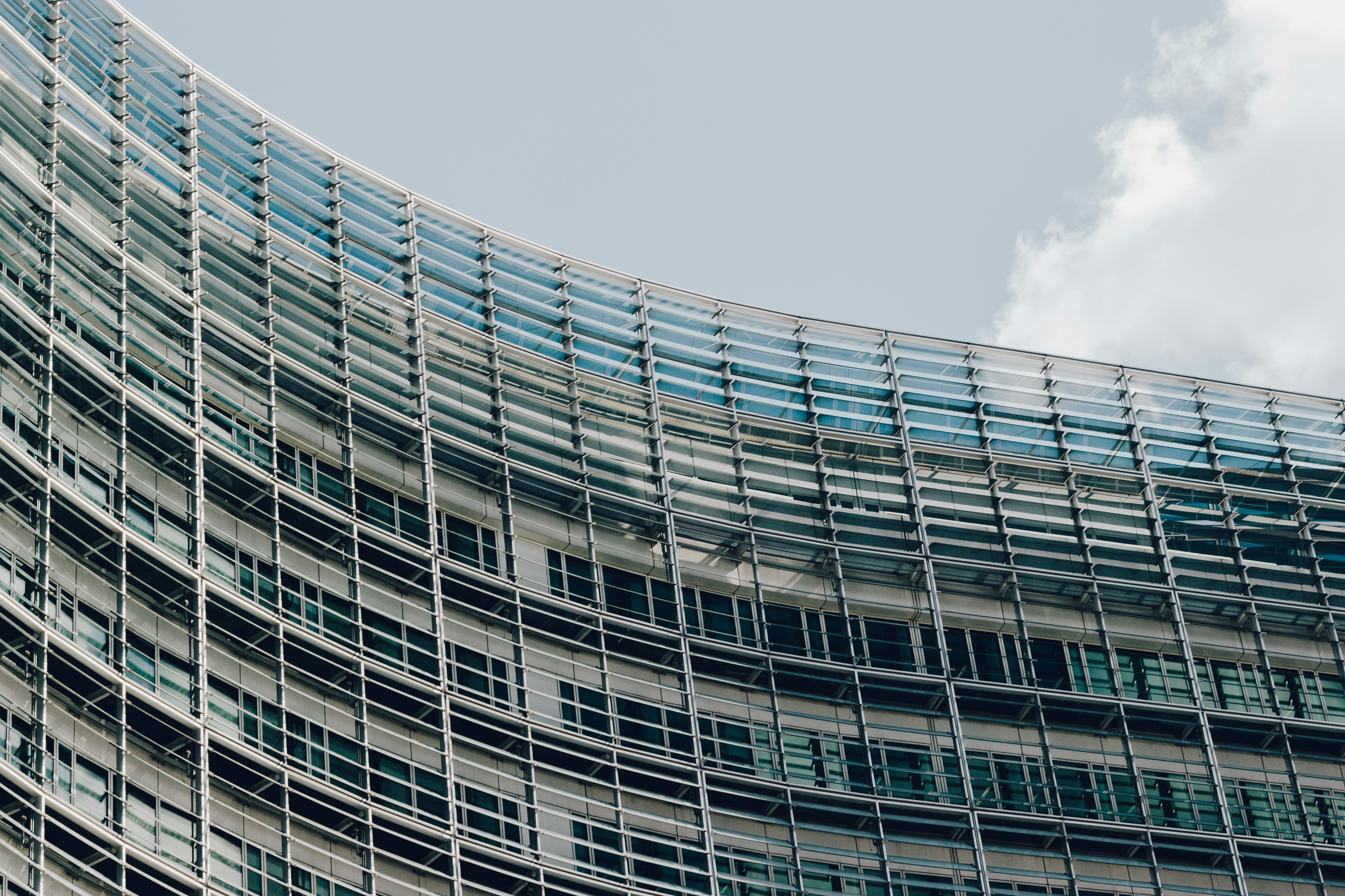 Arc of Glass and Grid: Geometry in a Curved Curtain-Wall Facade