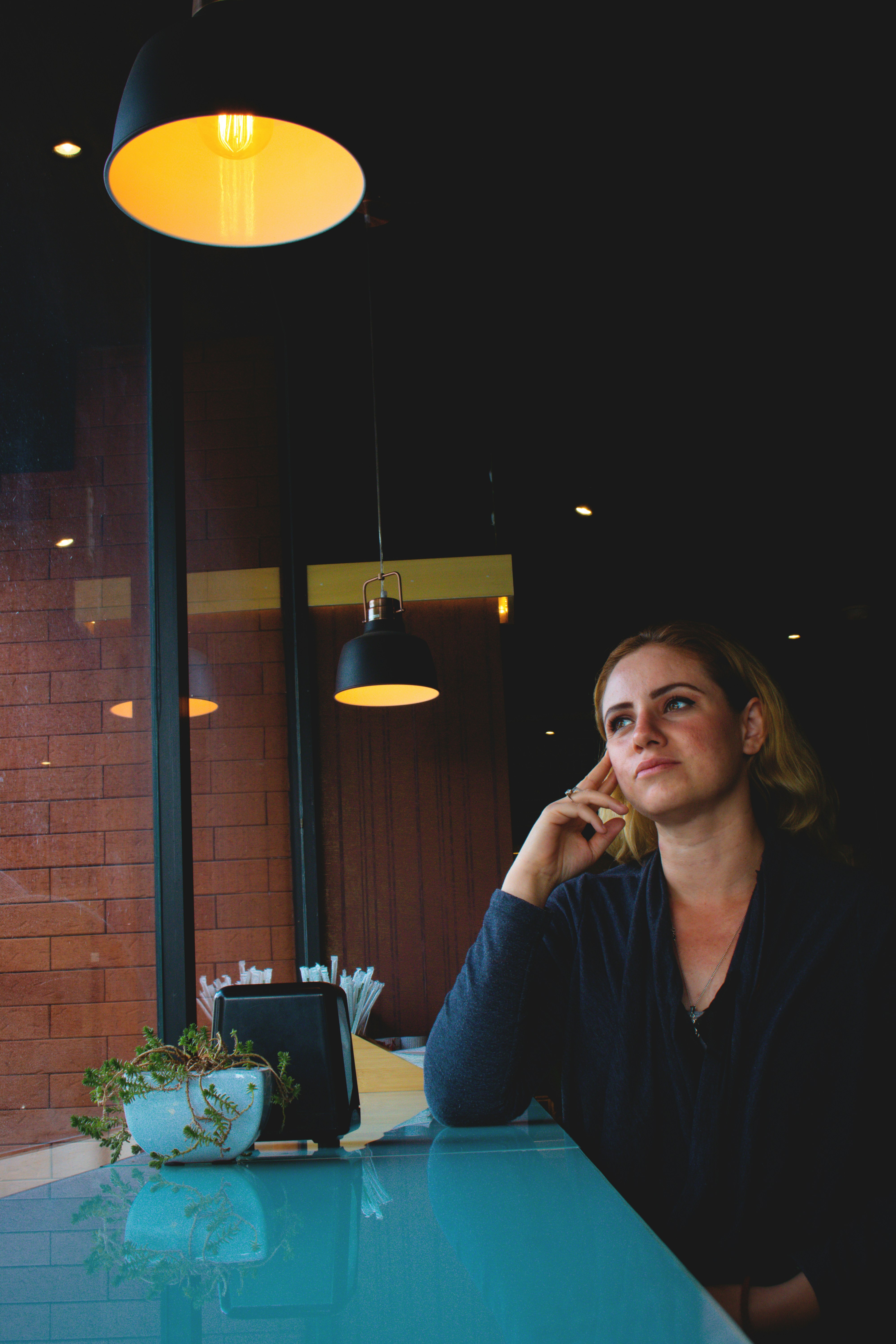 Mujer sentada frente al mostrador azul foto – Imagen de Humano gratuita ...
