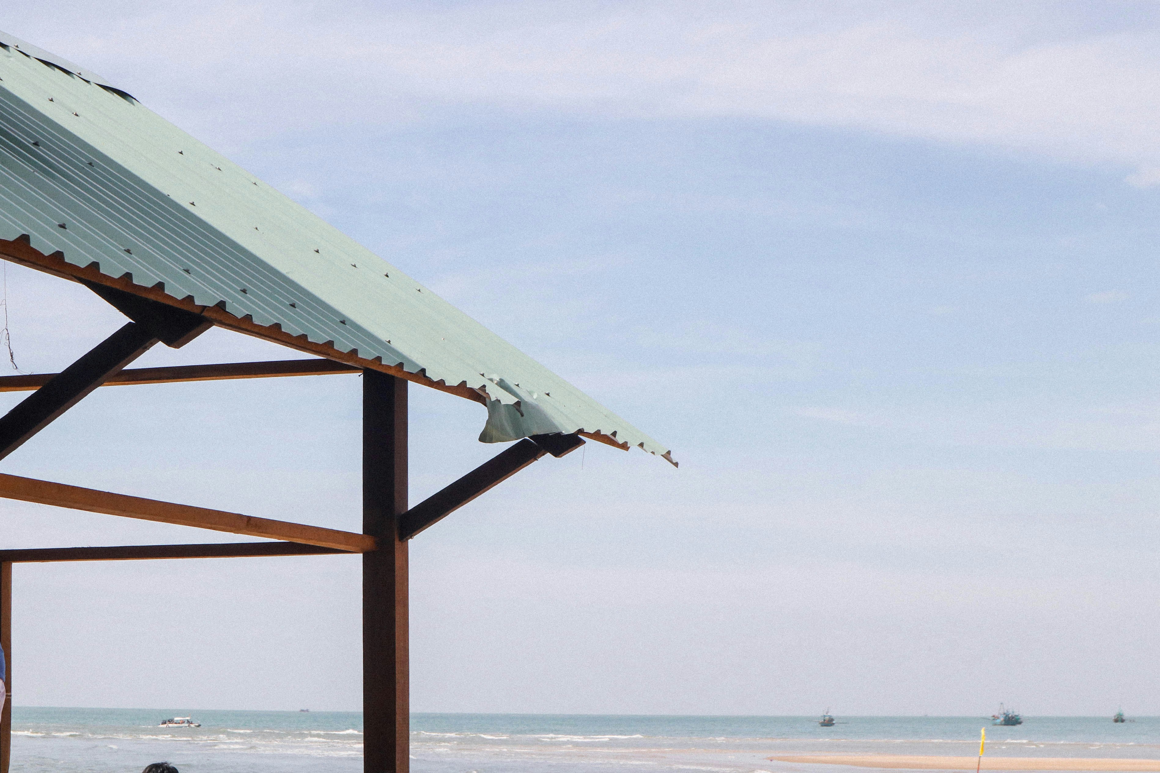 Framed by Coastal Beams: A Quiet Beach Shelter Over the Sea