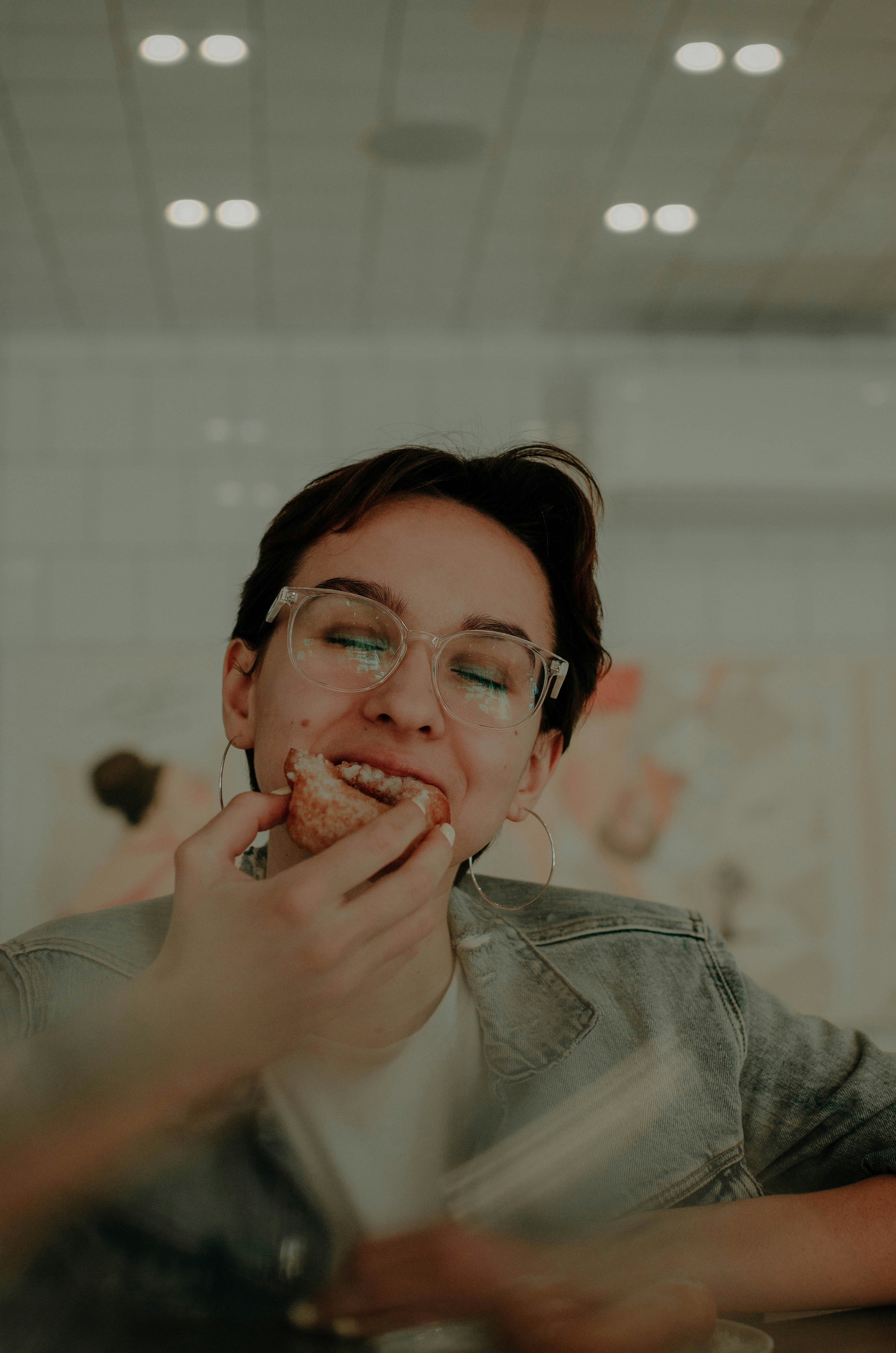 Foto Mujer comiendo donas – Imagen Gris gratis en Unsplash