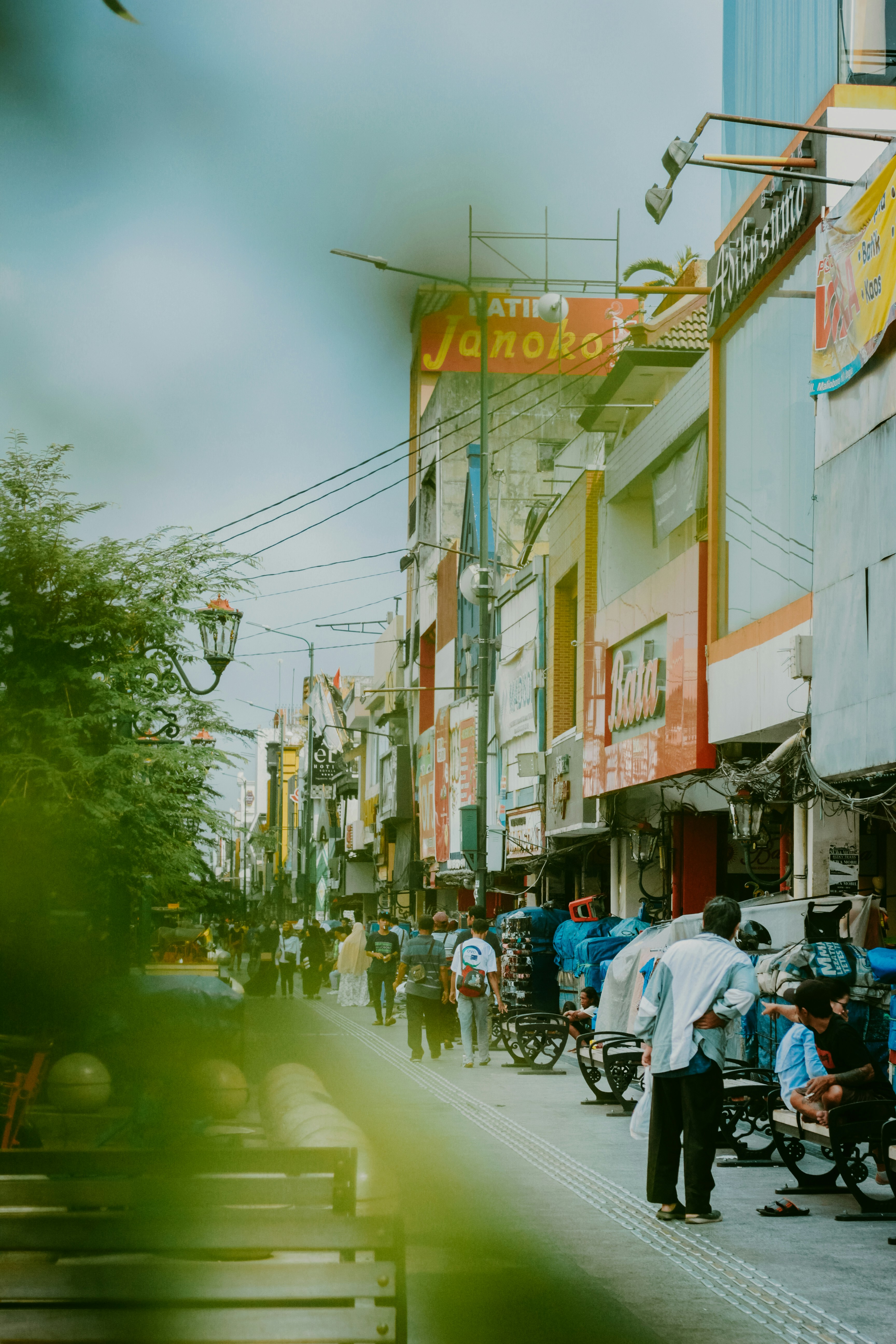 People walking near bust street photo – Free Human Image on Unsplash