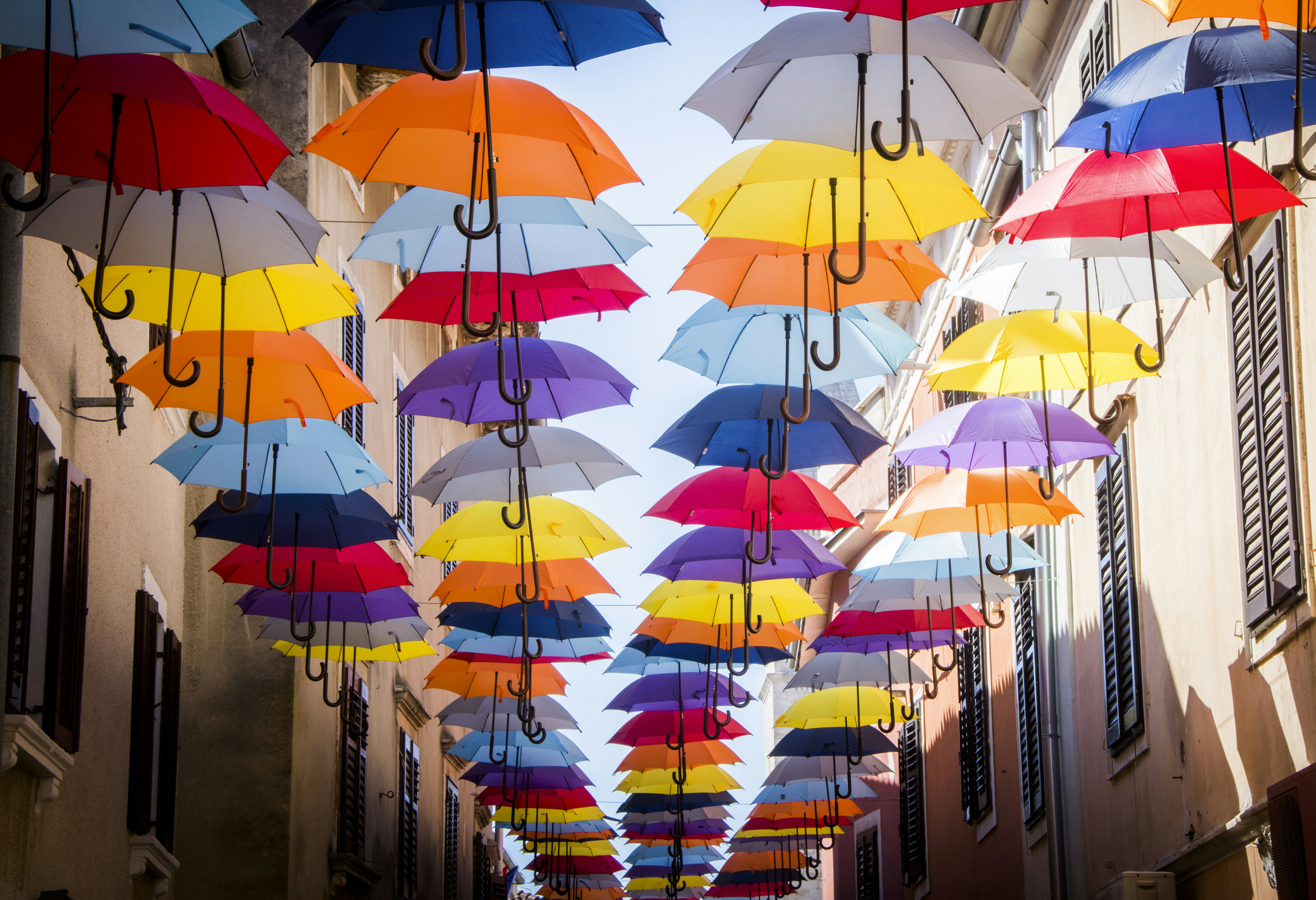 Parapluies suspendus sur l’allée photo – Photo Parapluie Gratuite sur ...