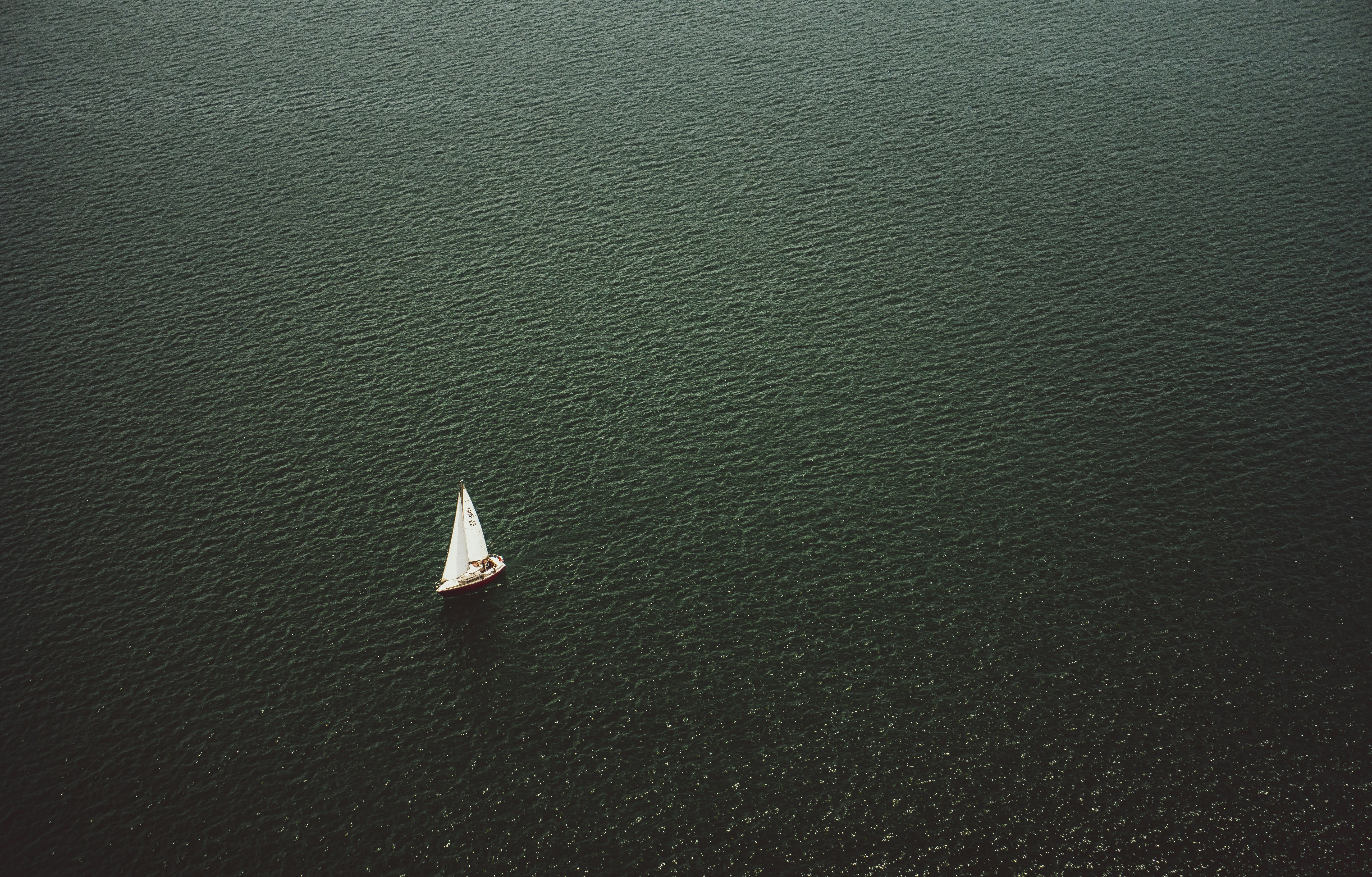 Foto Barco negro en el mar – Imagen Gris gratis en Unsplash