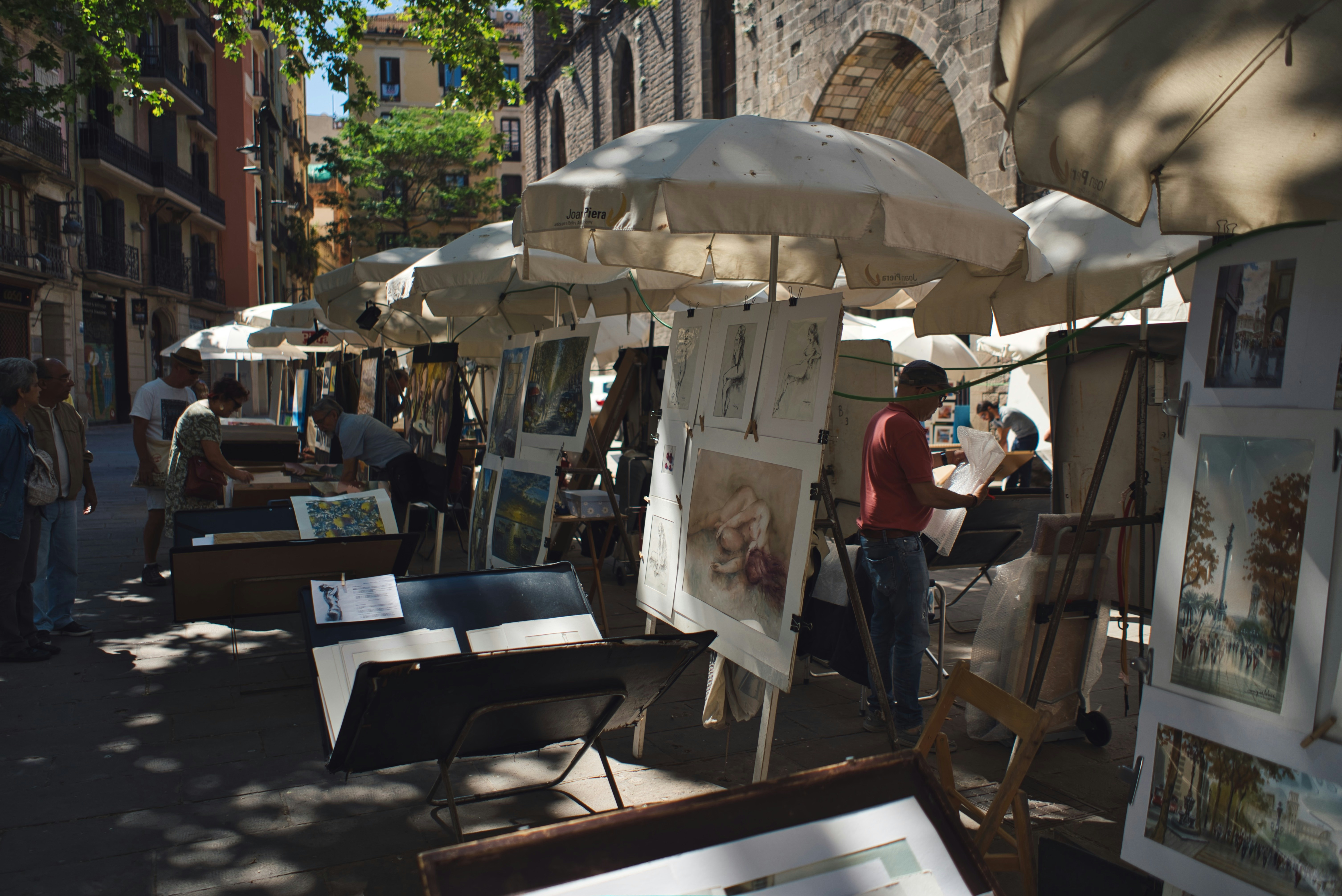 Canvas Under Canopies: An Open-Air Art Market Amid Sunlit Cobblestones