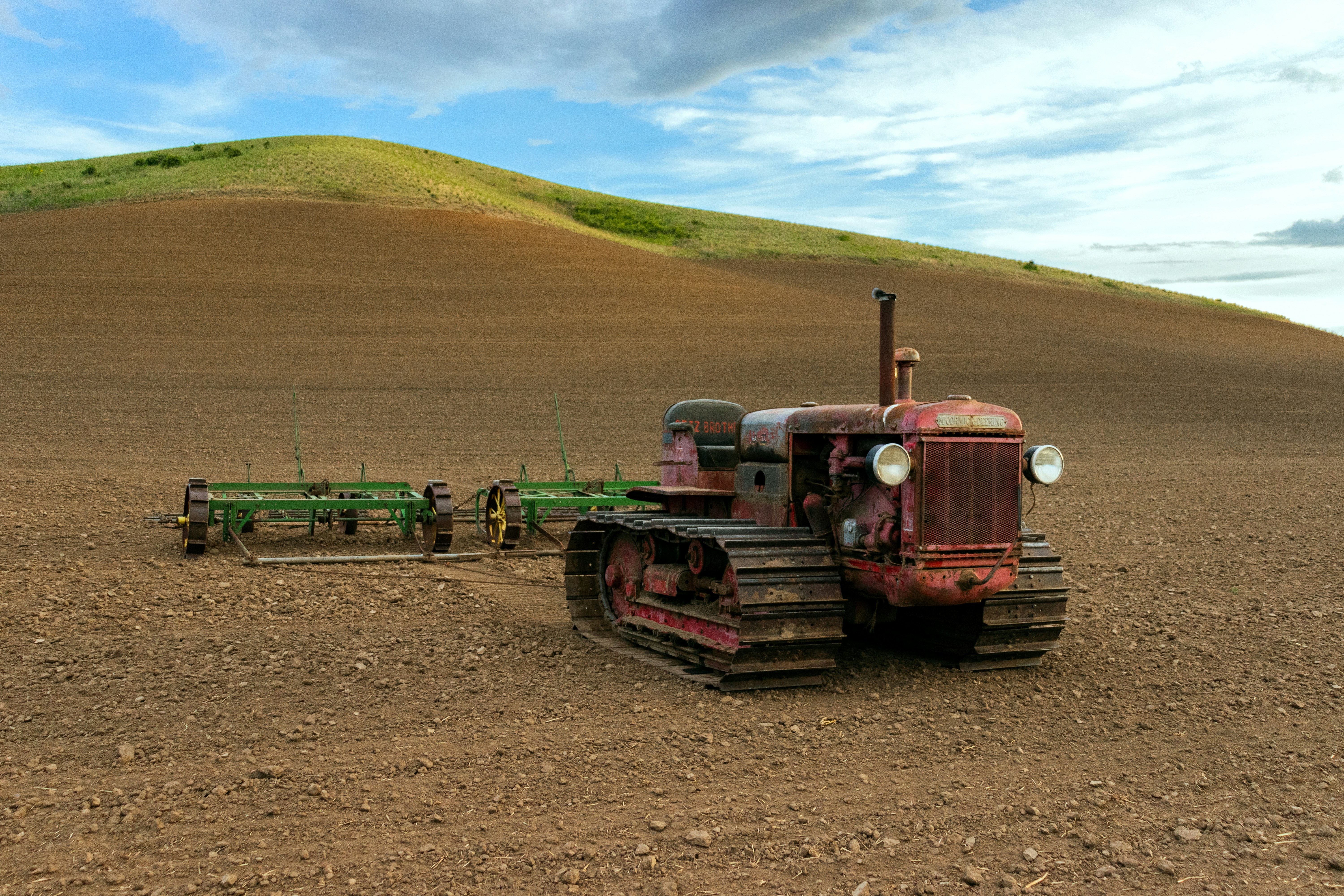 Red and black heavy equipment photo – Free Land Image on Unsplash