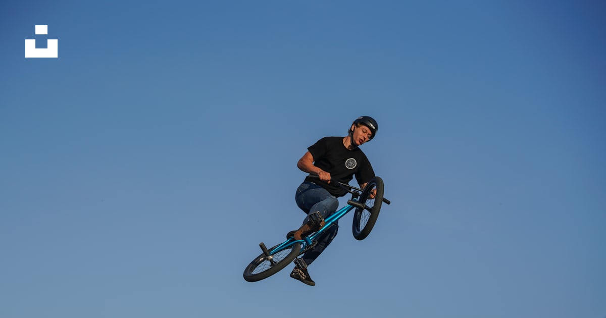 푸른 하늘 아래 Bmx 자전거를 타는 남자 사진 Unsplash의 무료 자전거 이미지