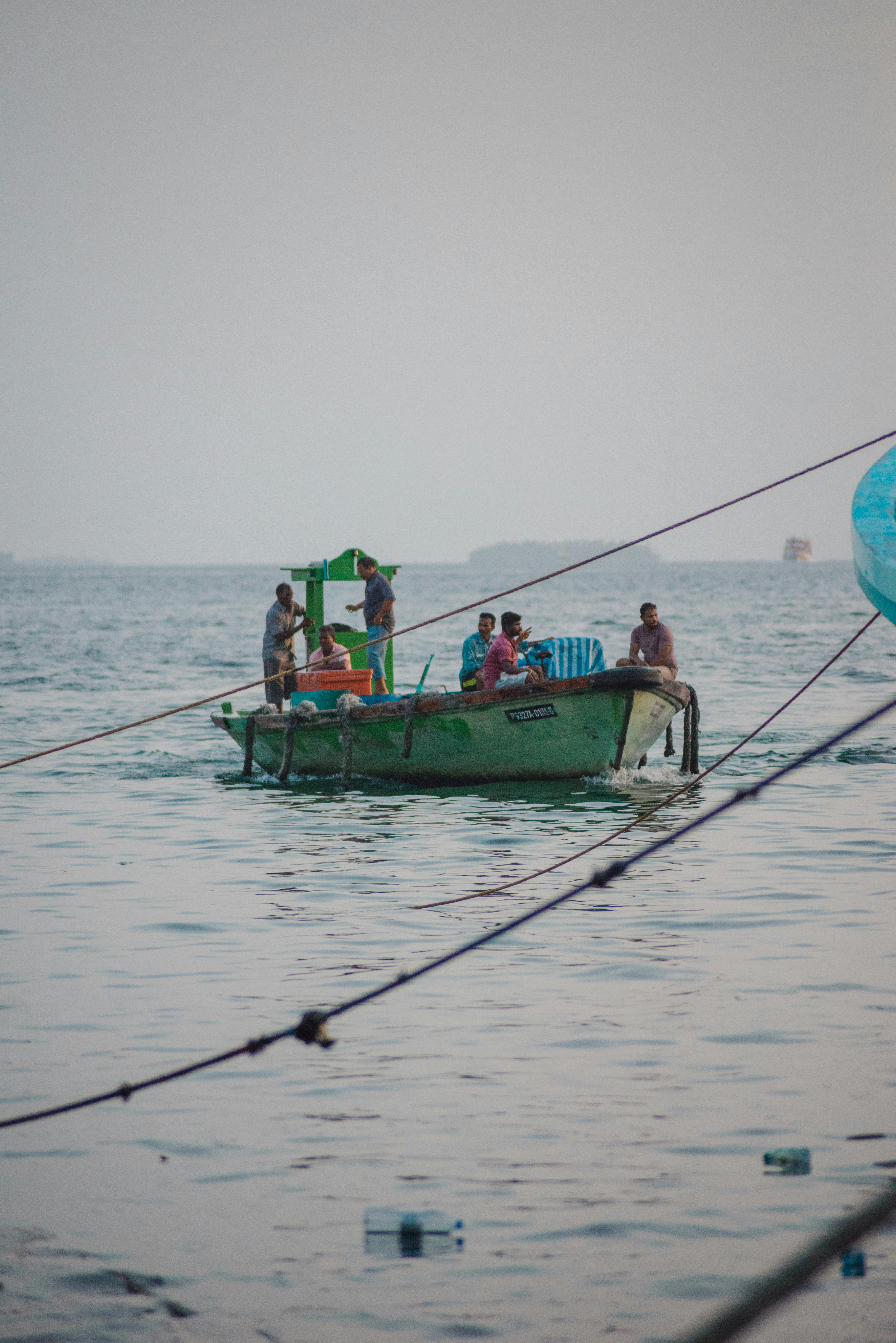 Barco verde en el cuerpo de agua foto – Imagen de Gris gratuita en Unsplash