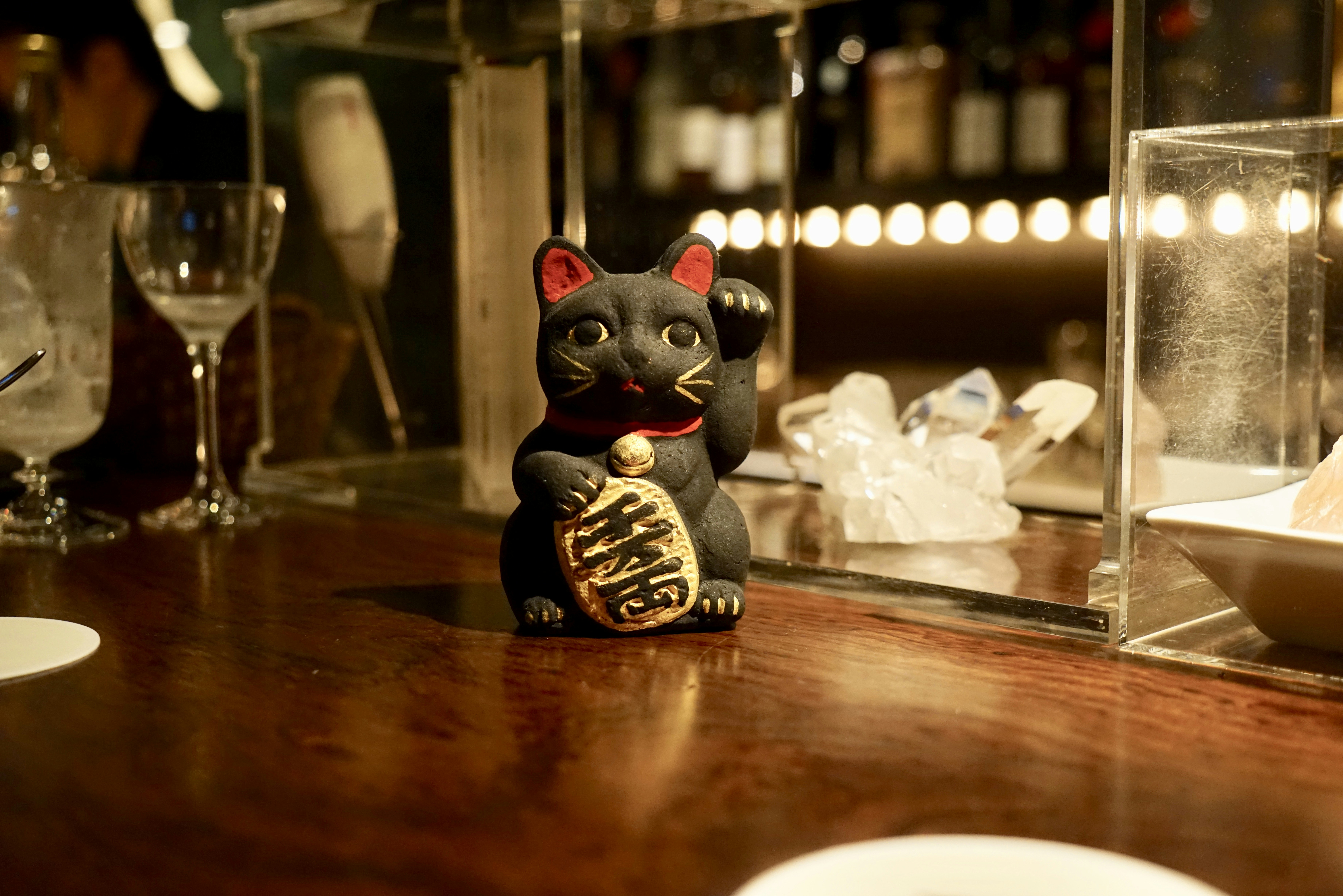 Amber-Glow Bar Guard: The Maneki-Neko at Rest