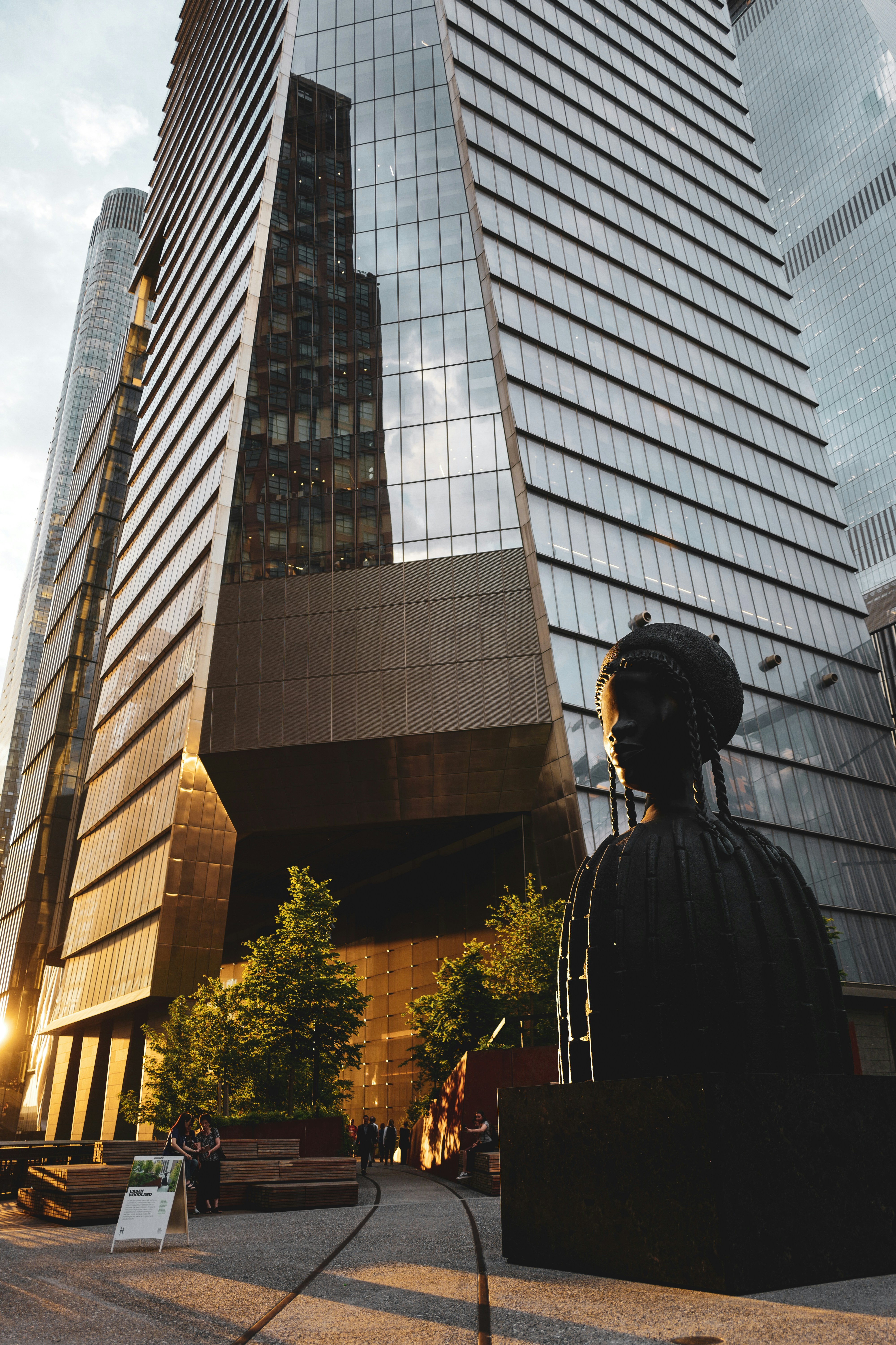 Foto Muro cortina gris edificio de gran altura – Imagen Gris gratis en Unsplash