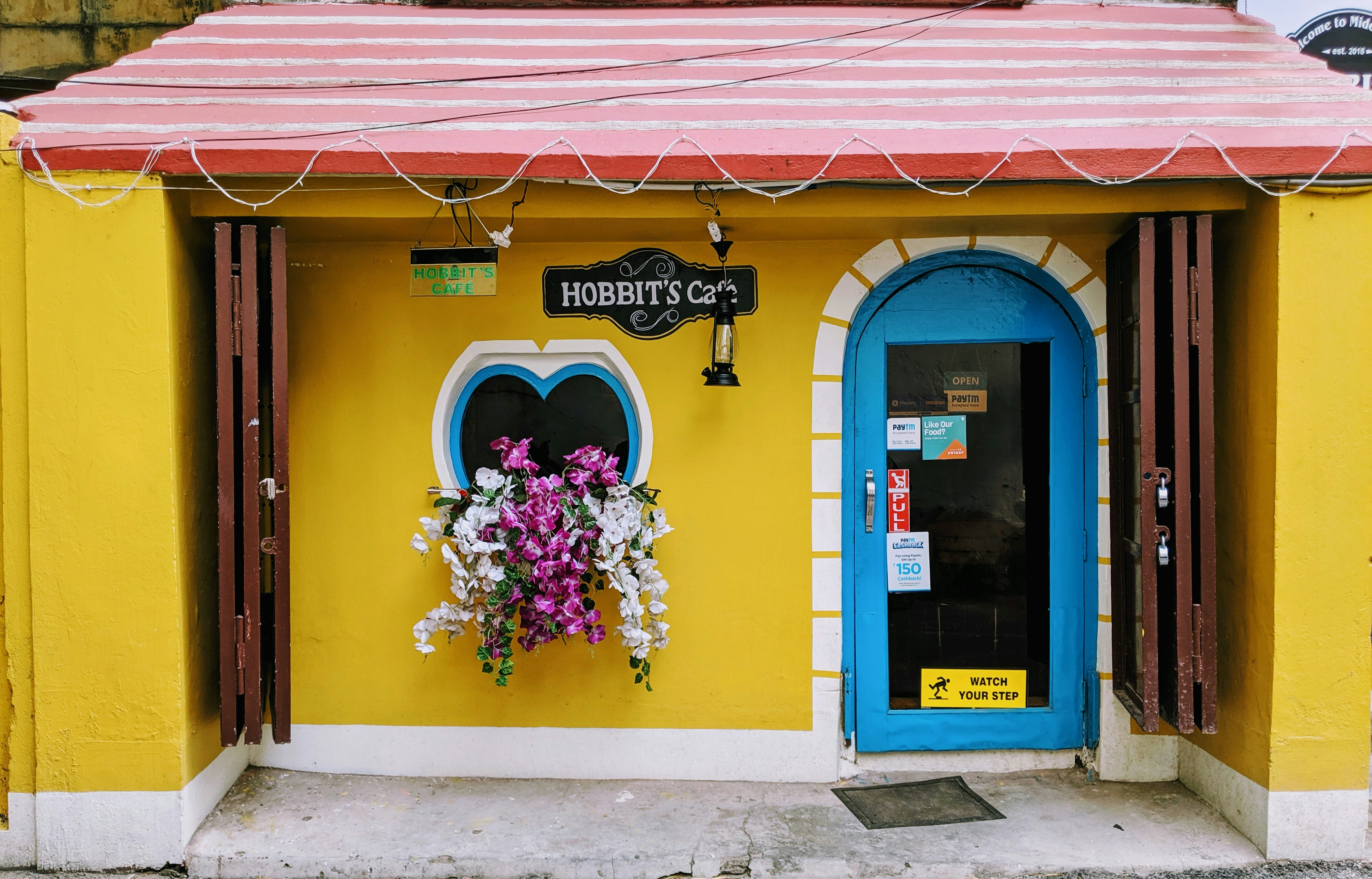 Yellow and blue concrete house photo – Free 42/8a Image on Unsplash