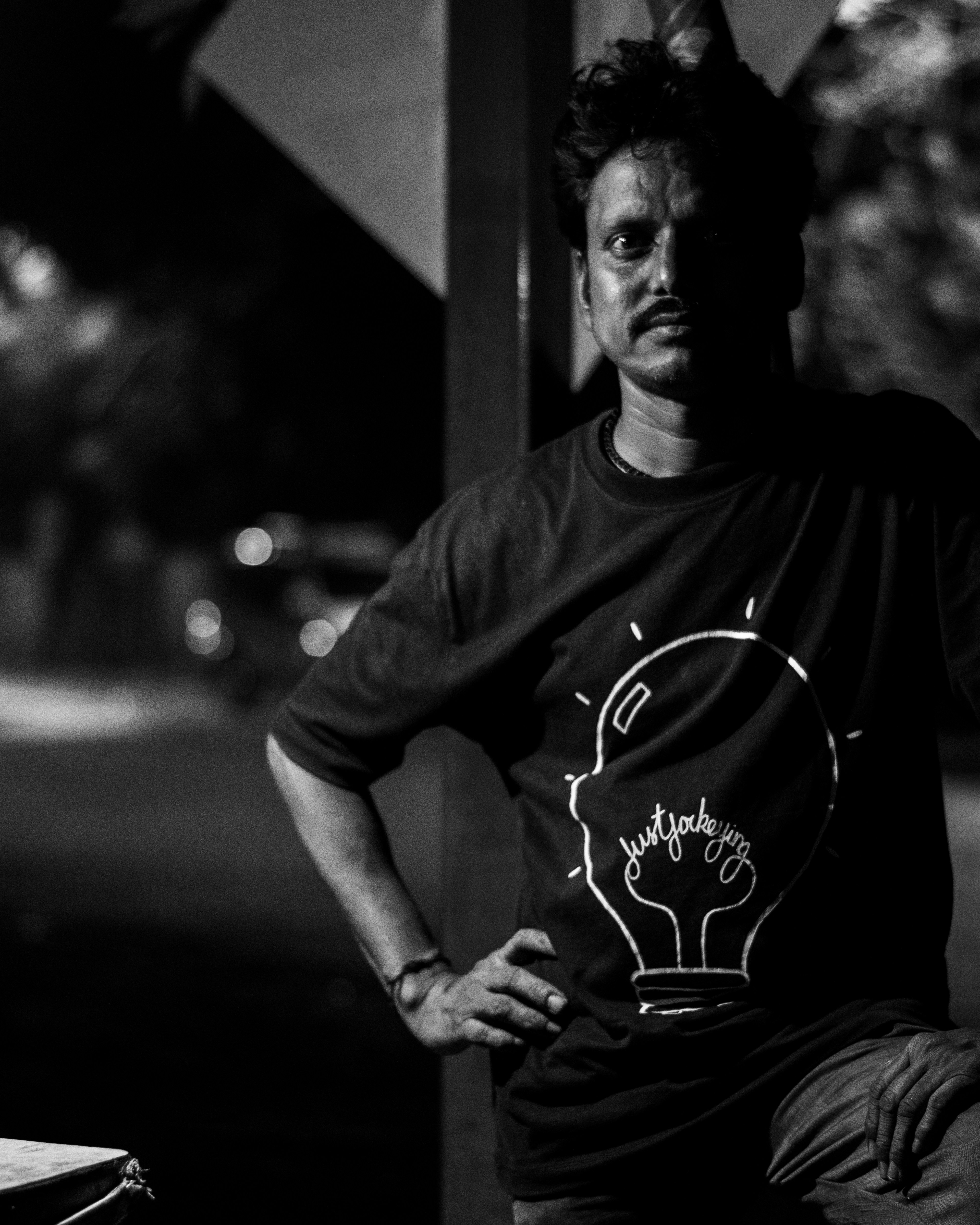 Foto Hombre de pie con el brazo derecho en jarras – Imagen Negro gratis ...