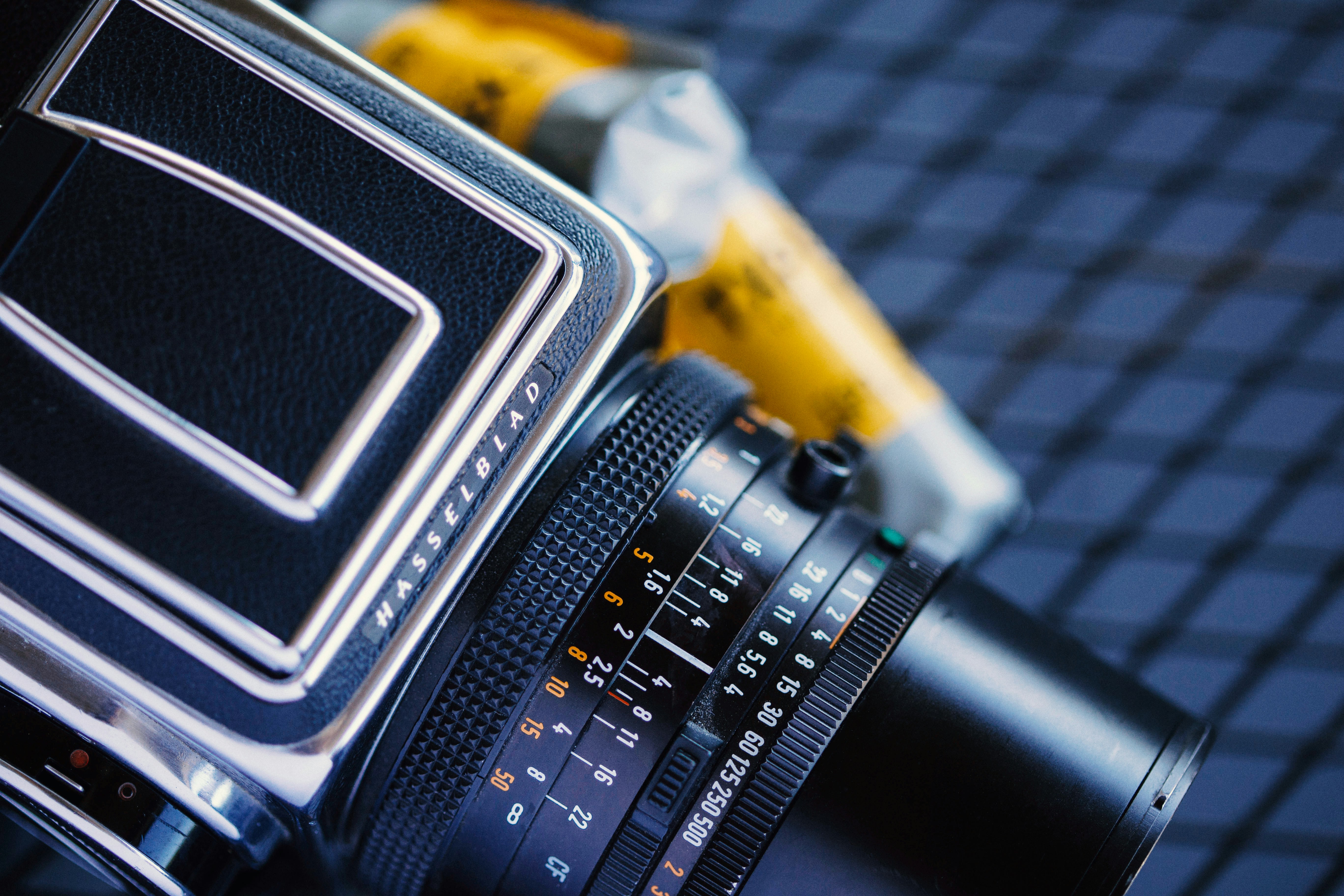 Foto Cámara de tierra negra en una foto de primer plano – Imagen Cámara gratis en Unsplash