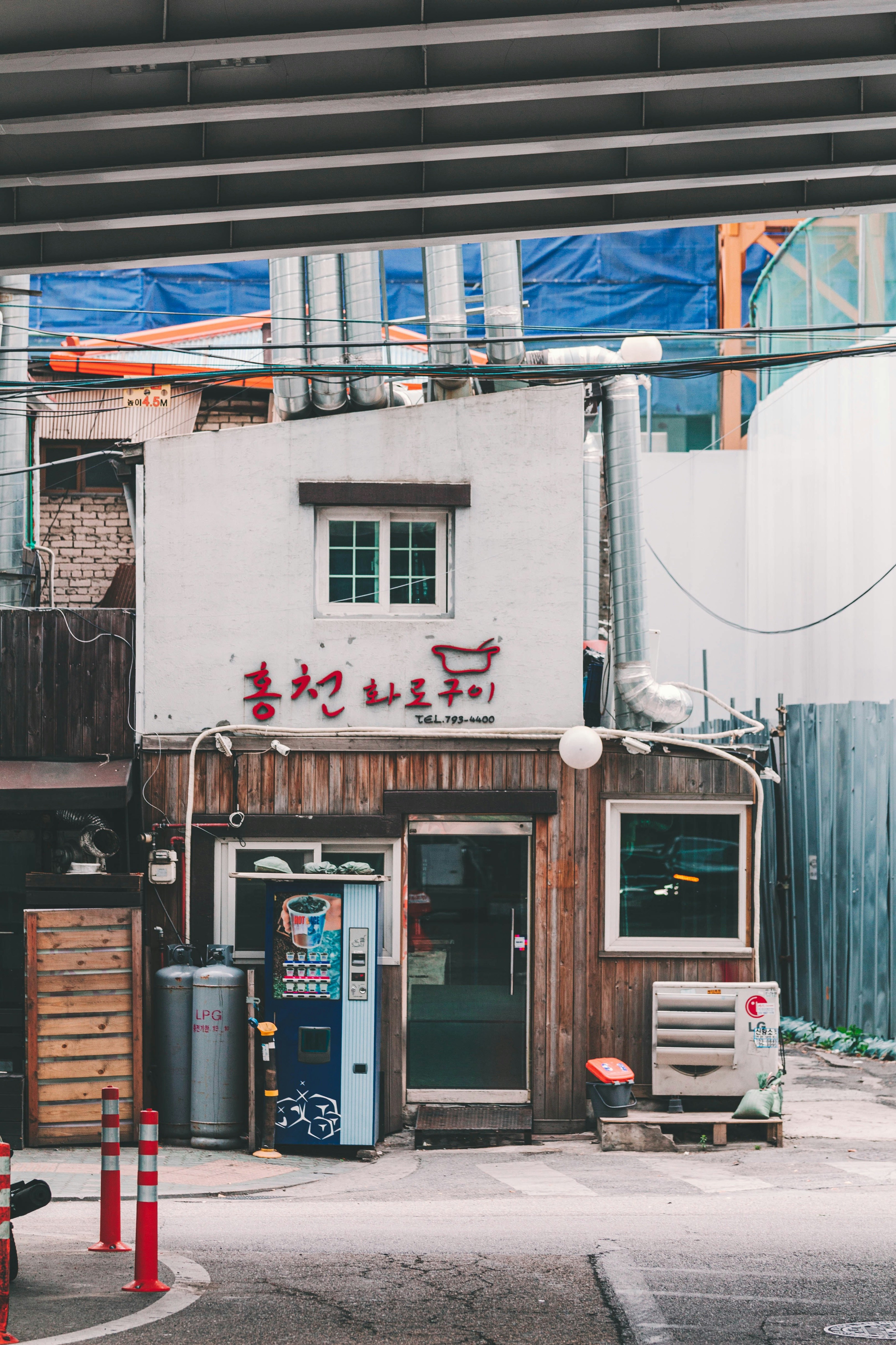 Brown wooden establishment photo – Free Grey Image on Unsplash