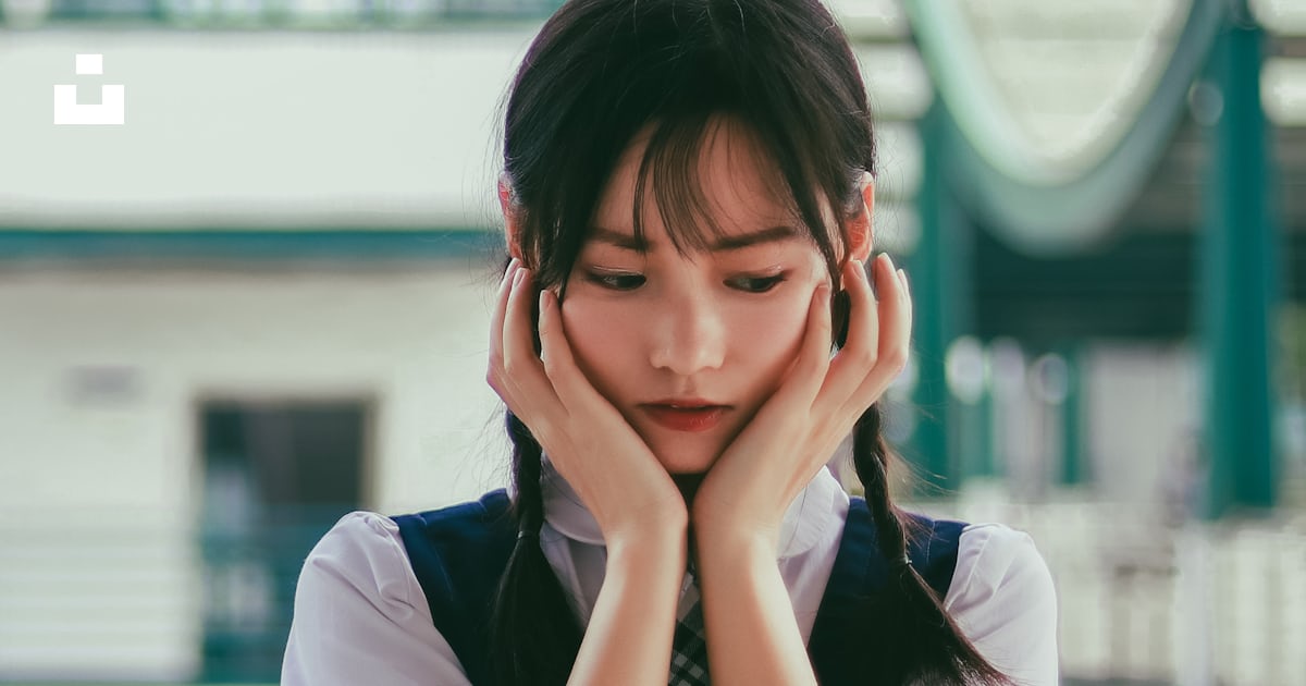 흰색과 녹색 콘크리트 건물 근처에 서서 얼굴을 들고 있는 여자 사진 Unsplash의 무료 소녀 이미지
