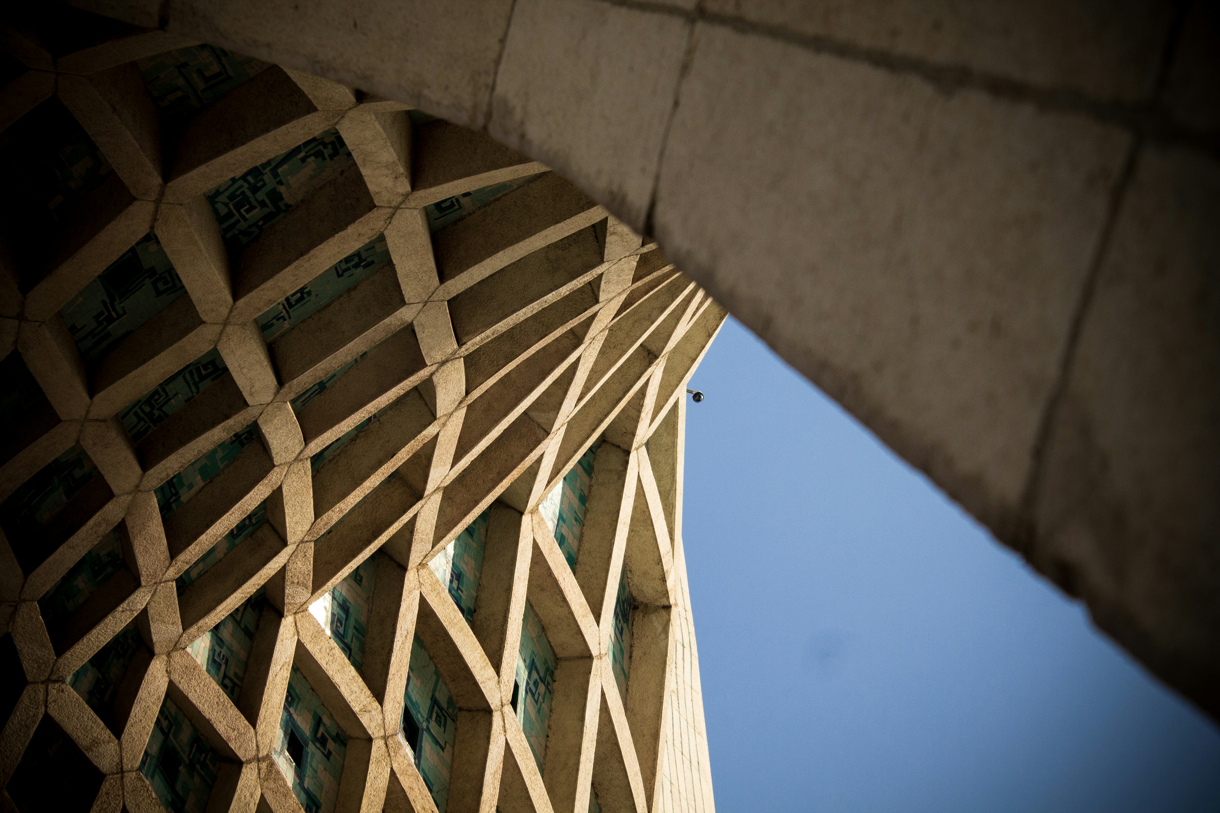 Mesh of Light and Geometry under Arc