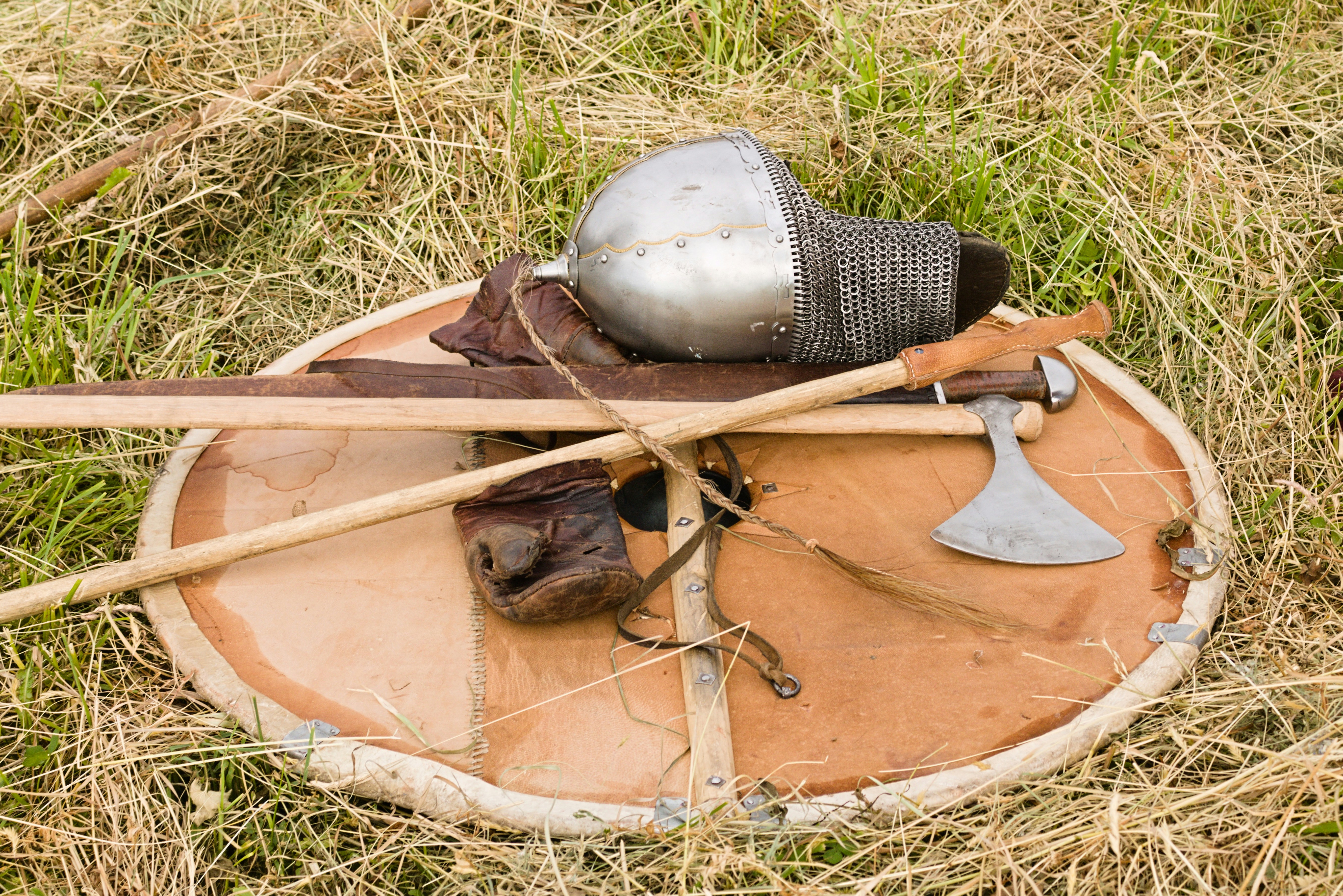 Arma, escudo y yelmo en tierra foto – Imagen de Madera gratuita en Unsplash