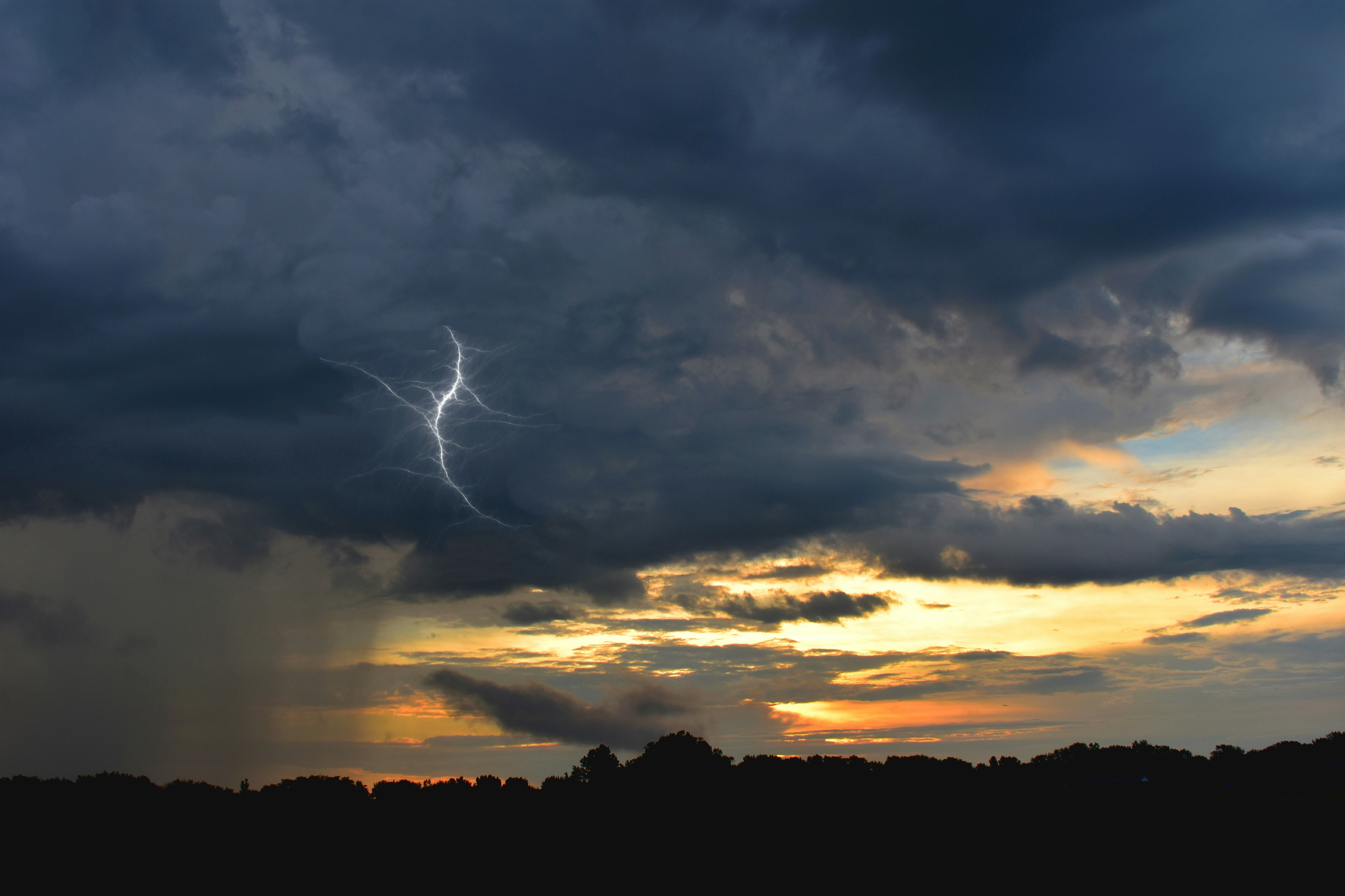 Lightning under nimbus cloud photo – Free Cloud Image on Unsplash