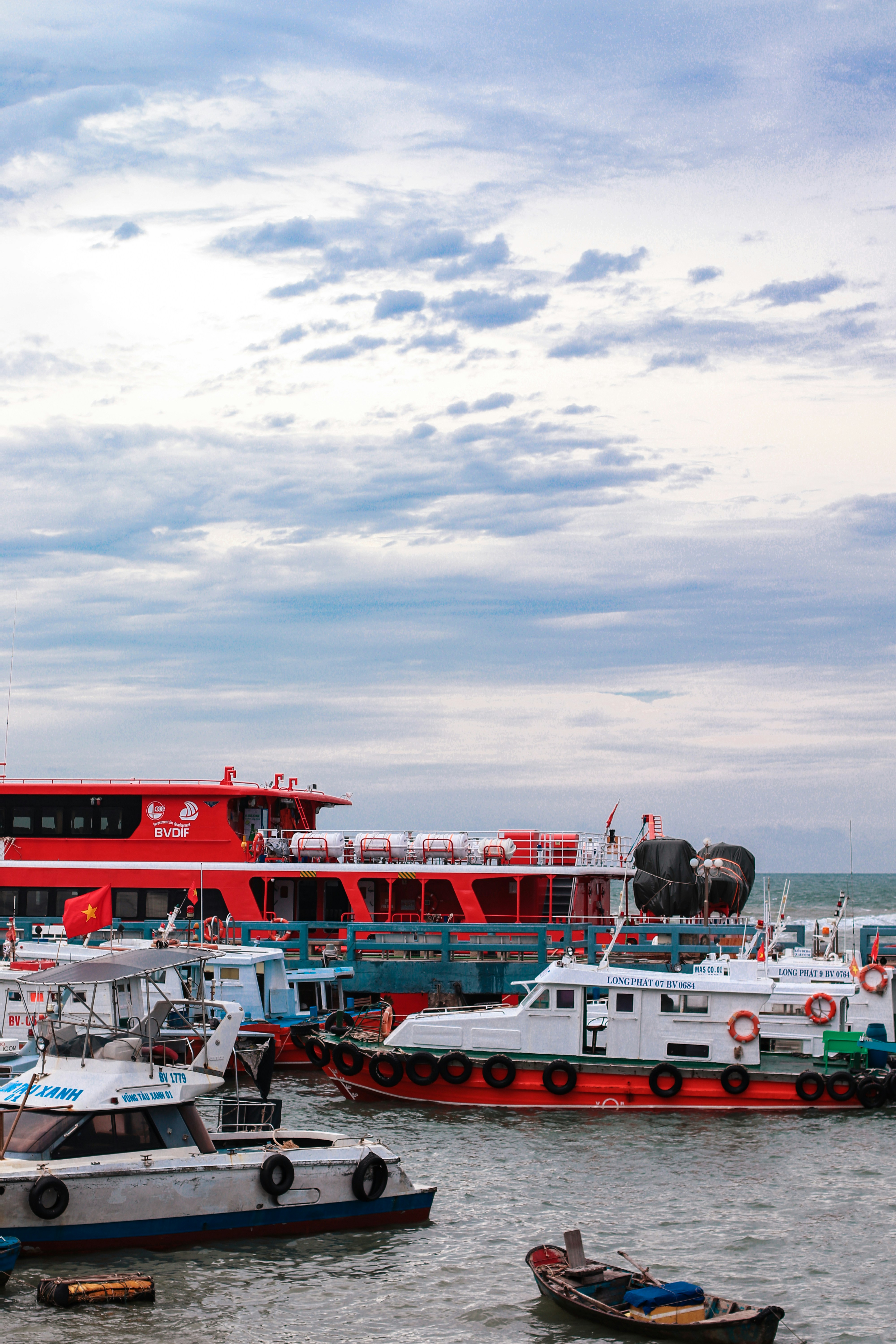 Ships and boats on water photo – Free Boat Image on Unsplash