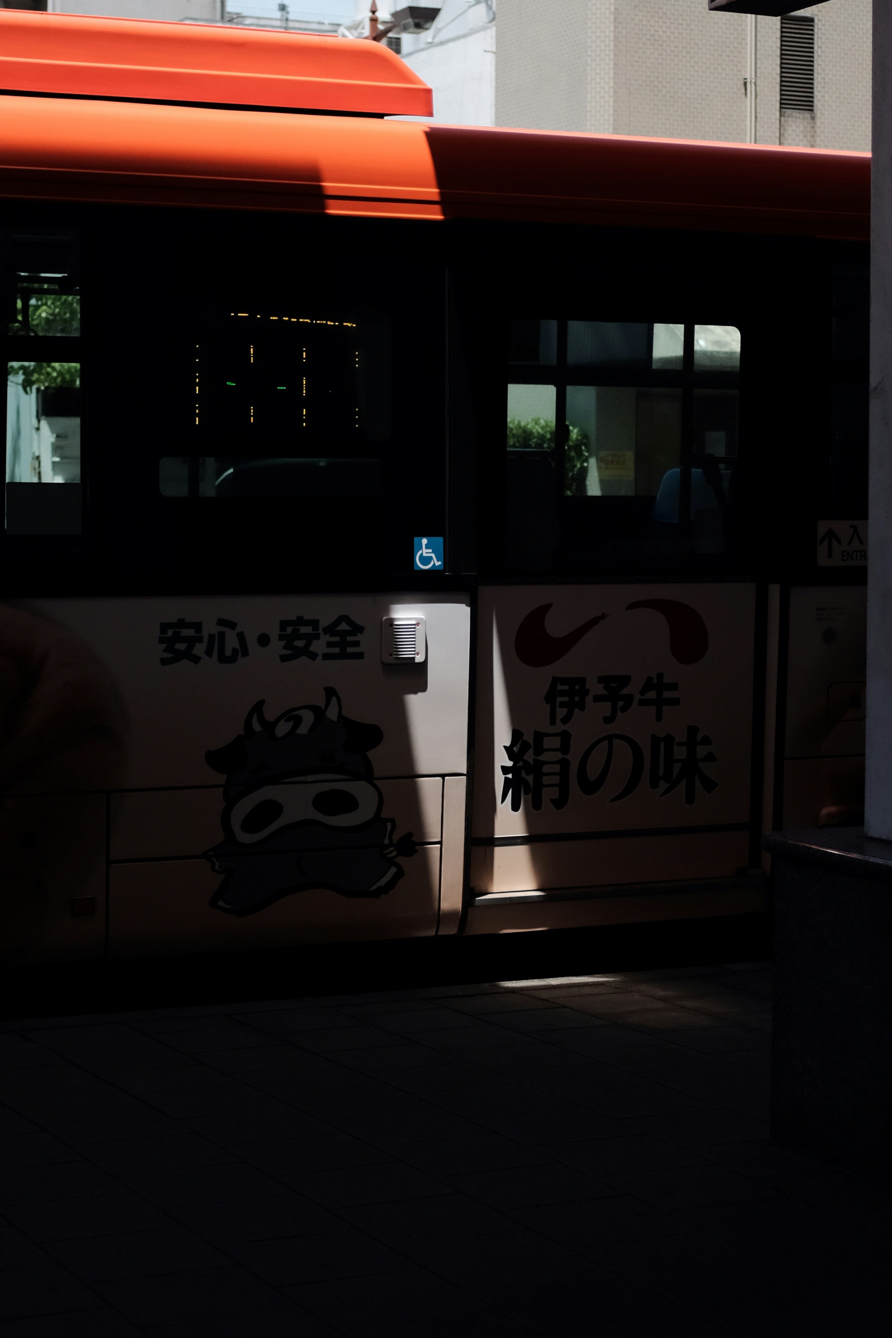 A public transit bus on a city street photo – Free Train Image on Unsplash