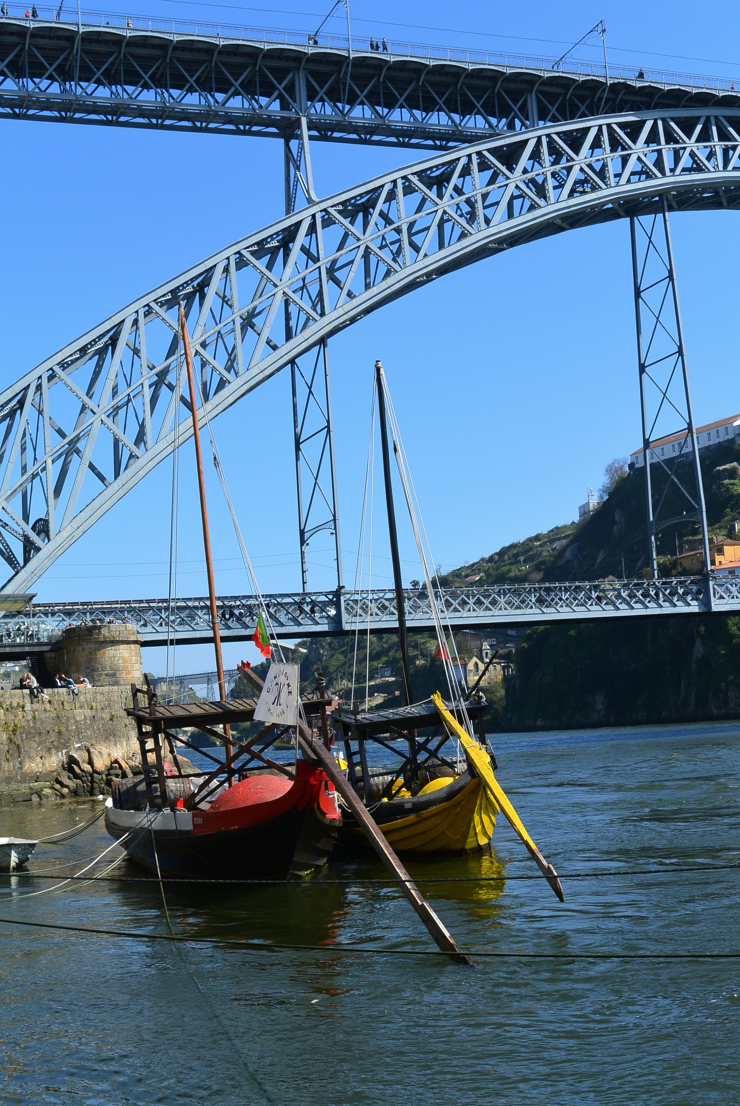 Foto Dos botes rojos y amarillos en un río – Imagen Oporto gratis en ...